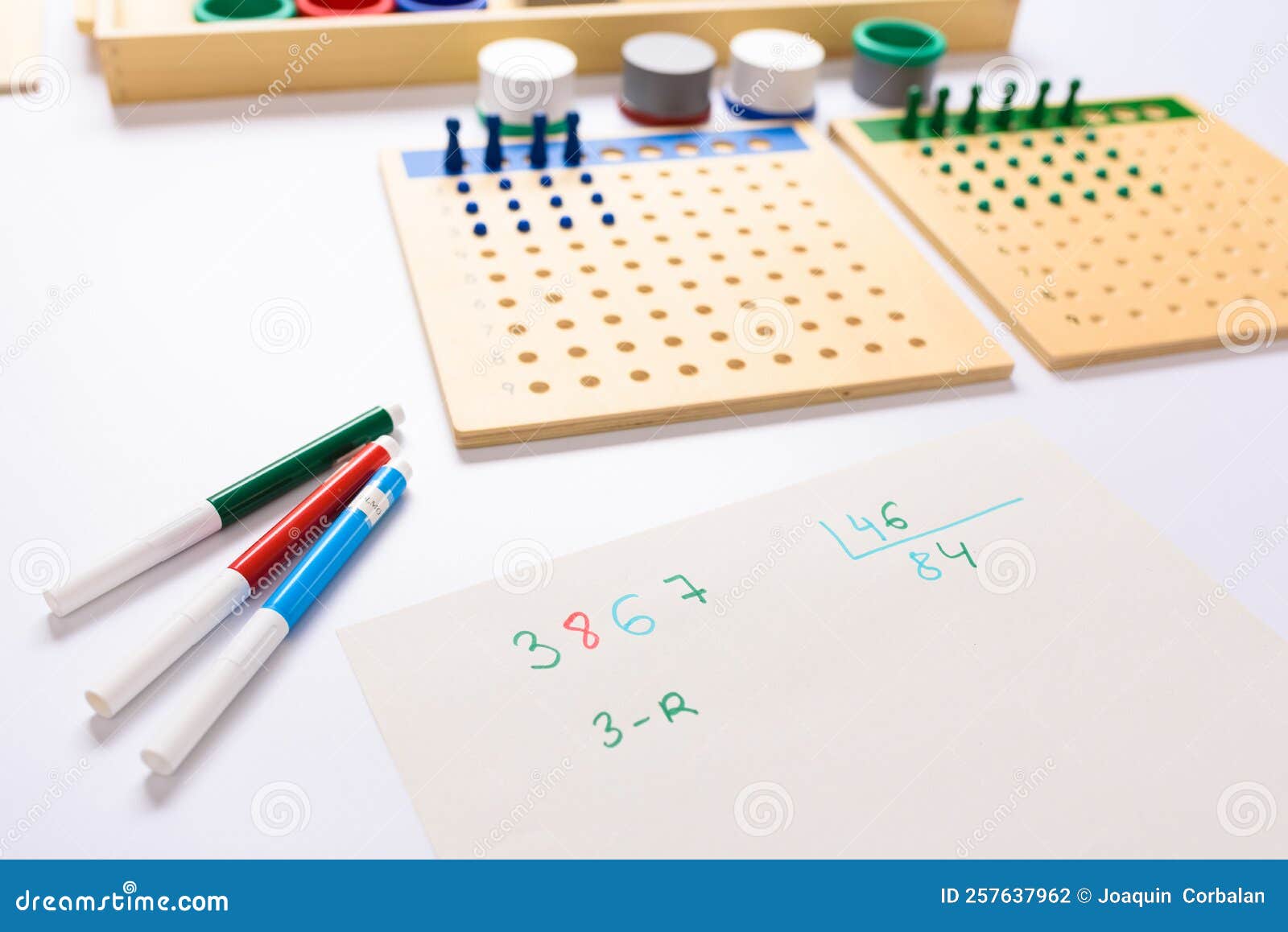 Eine Numerische Aufteilung Nach Der Methode Montessori Stockfoto - Bild ...