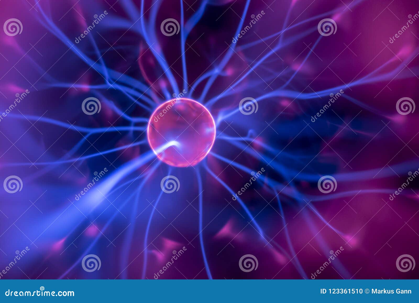 Eine Plasmalampe Mit Beweglichen Lichtstrahlen Stockfoto - Bild von ...