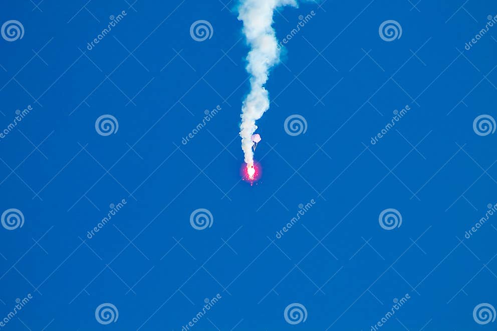 Eine Rote Rakete Und Ein Blauer Himmel Stockfoto - Bild von übung, meer ...