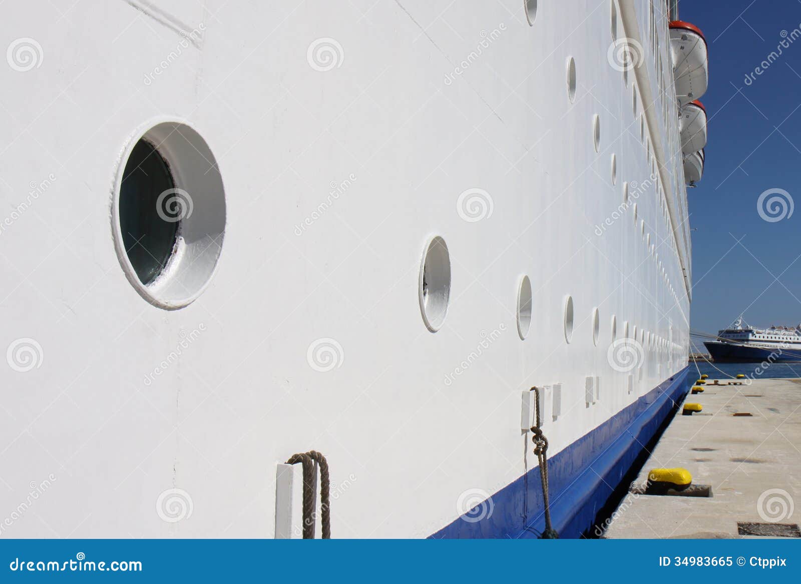 Eine Seitenansicht Eines Kreuzschiffs Und Der Öffnungen Stockbild ...