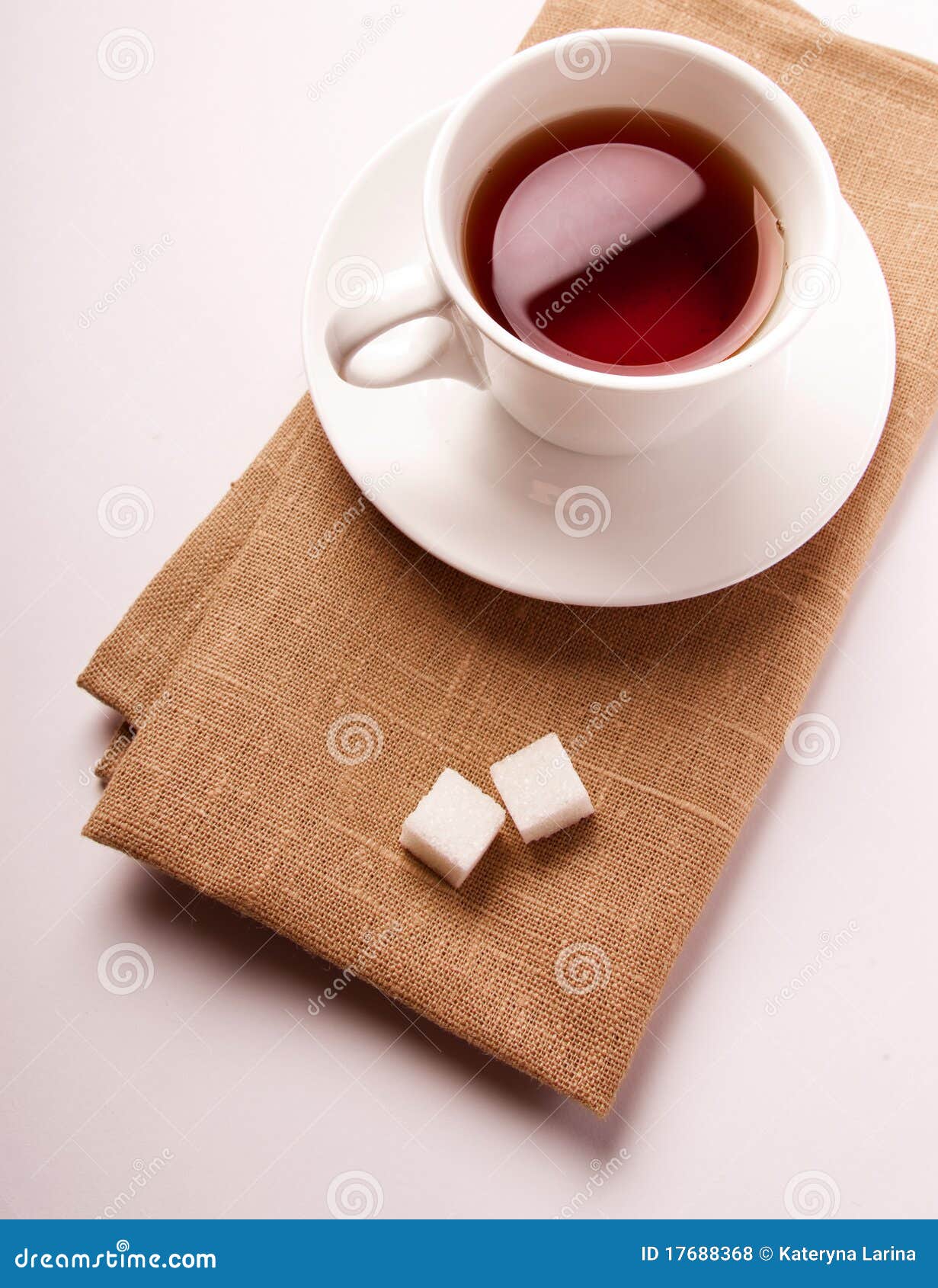 Eine Tasse Tee stockfoto. Bild von keramik, getränk, teller - 17688368