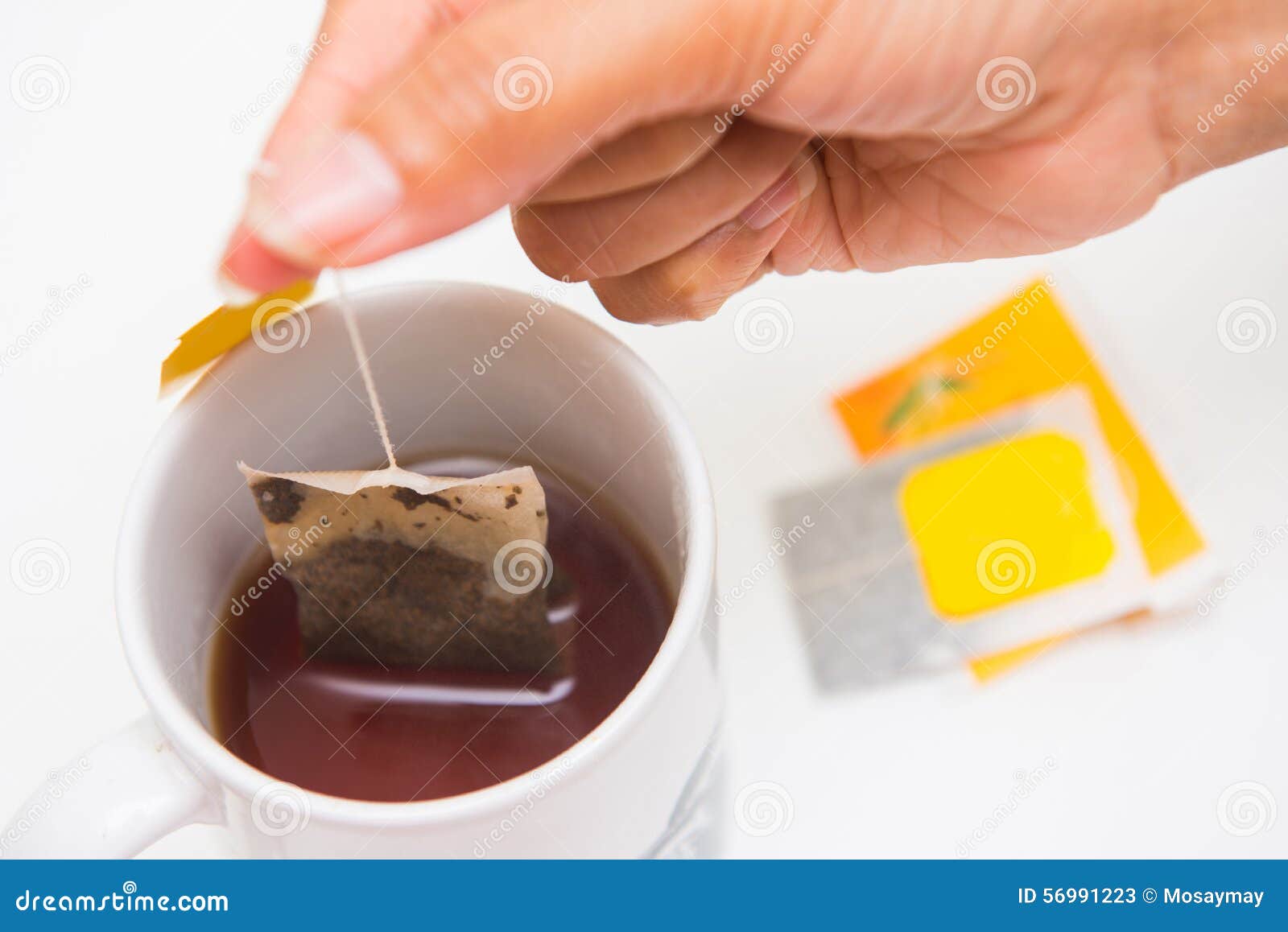 Eine Tasse Tee Mit Teebeutel Stockbild - Bild von teezeit, kräuter ...