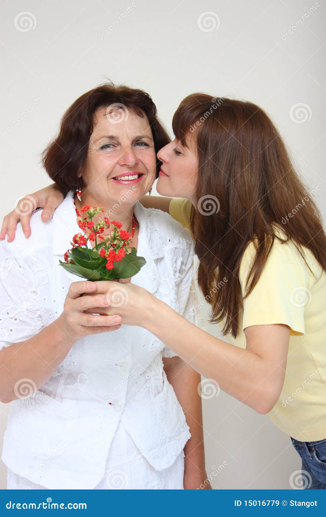 Eine Tochter, Die Ihre Mutter Küßt Stockbild - Bild von nett, küssen ...