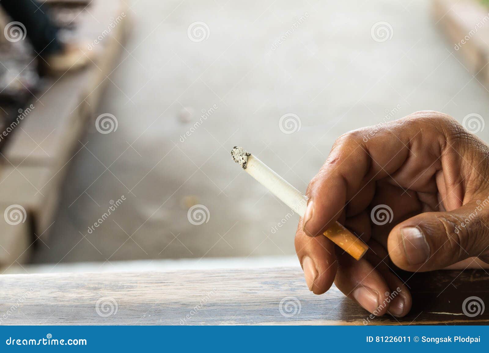 Eine Zigarette in Der Hand Rauchen, Zigarette Stockbild - Bild von ...