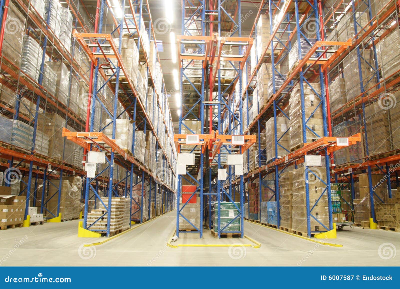 In einem Lager stockbild. Bild von verpacken, heber, bediener - 6007587