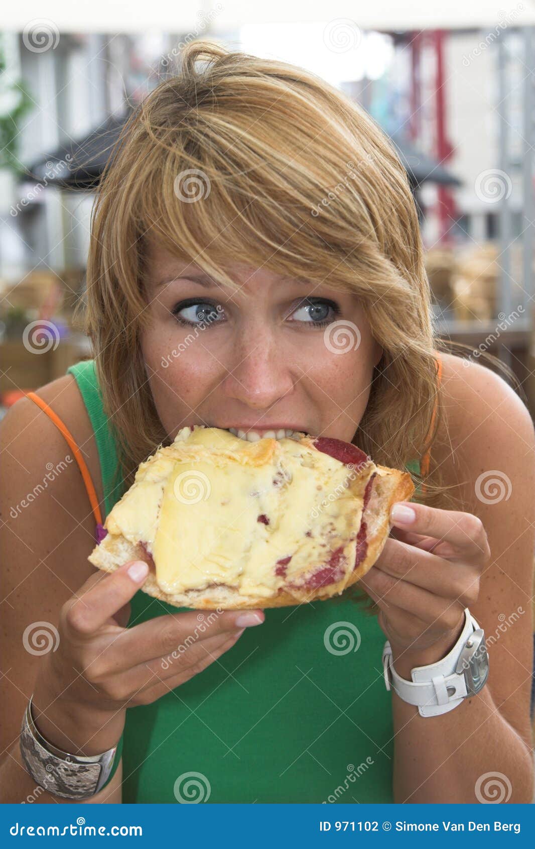 Einen Bissen haben stockfoto. Bild von käse, blond, kaukasisch - 971102