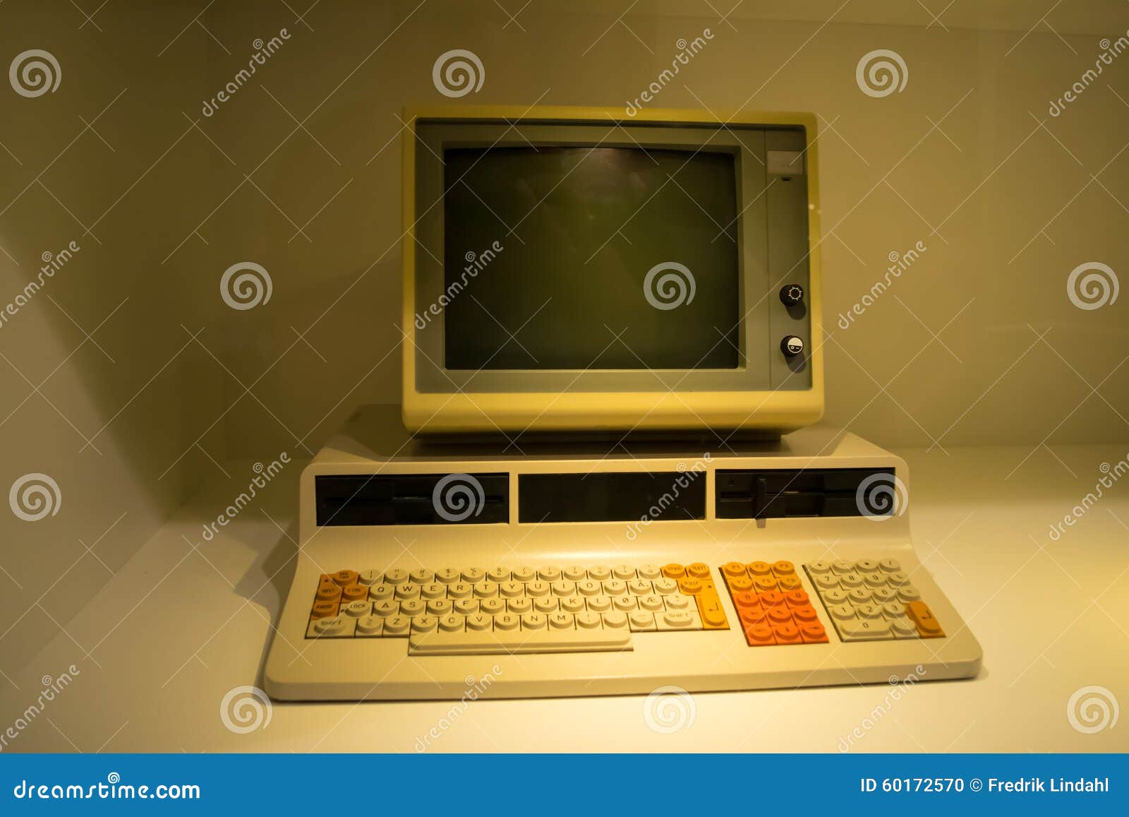Einer der ersten Computer stockfoto. Bild von arbeit - 60172570