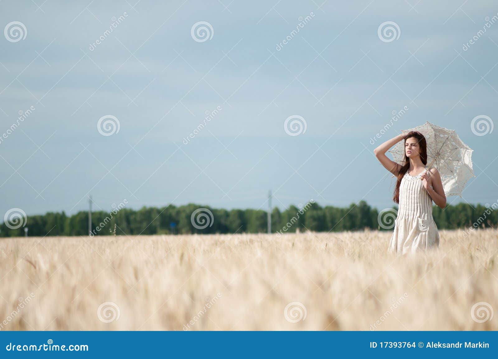 Einsame Frau, Die Auf Dem Weizengebiet Geht. Zeitgesteuert. Stockfoto ... Einsame Frau, Die Auf Dem Weizengebiet Geht. Zeitgesteuert. Stockfoto ...
