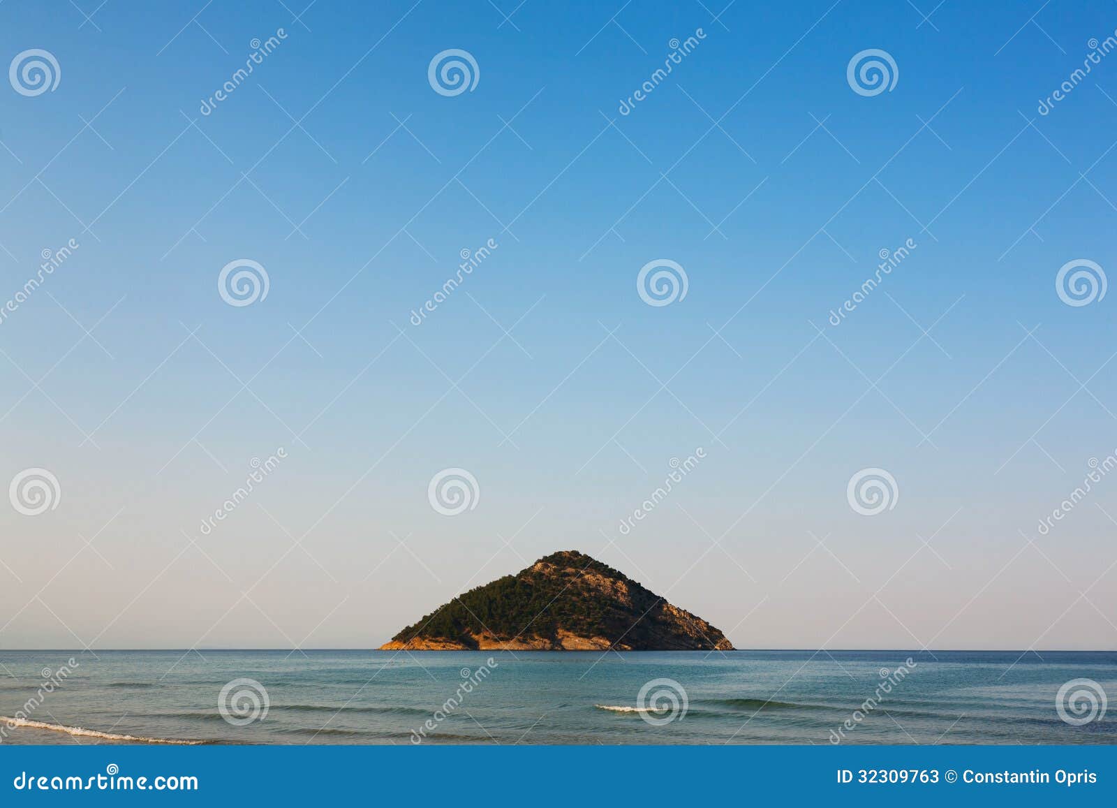 Einsame Insel am Horizont stockbild. Bild von land, einsam - 32309763