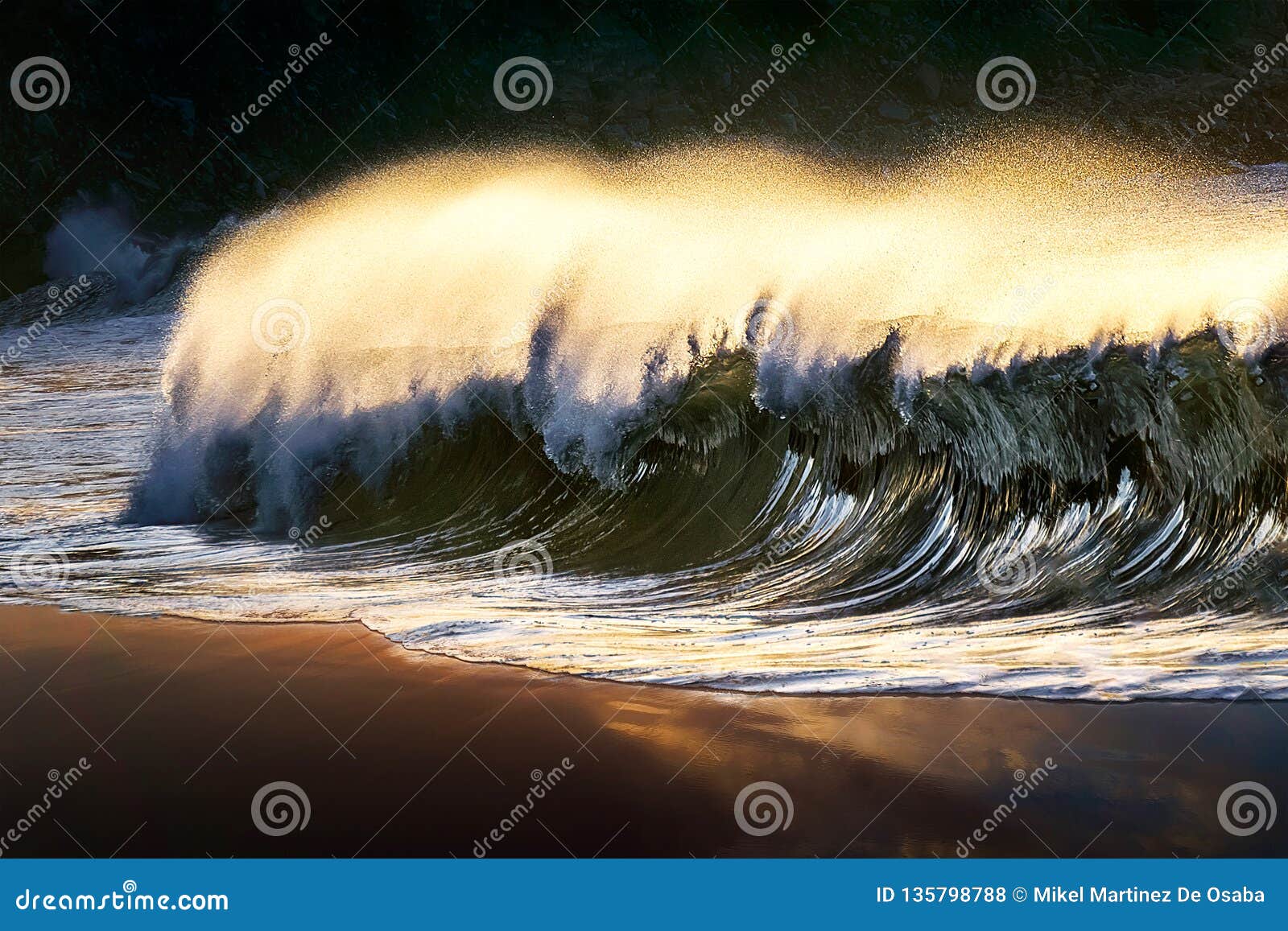 Einsame Welle, Die am Strand Bricht Stockfoto - Bild von rauh, dunkel ...