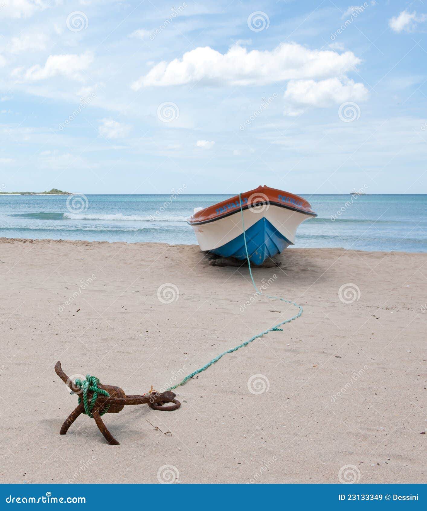 Einsames Boot auf Strand stockbild. Bild von meer, sonne - 23133349