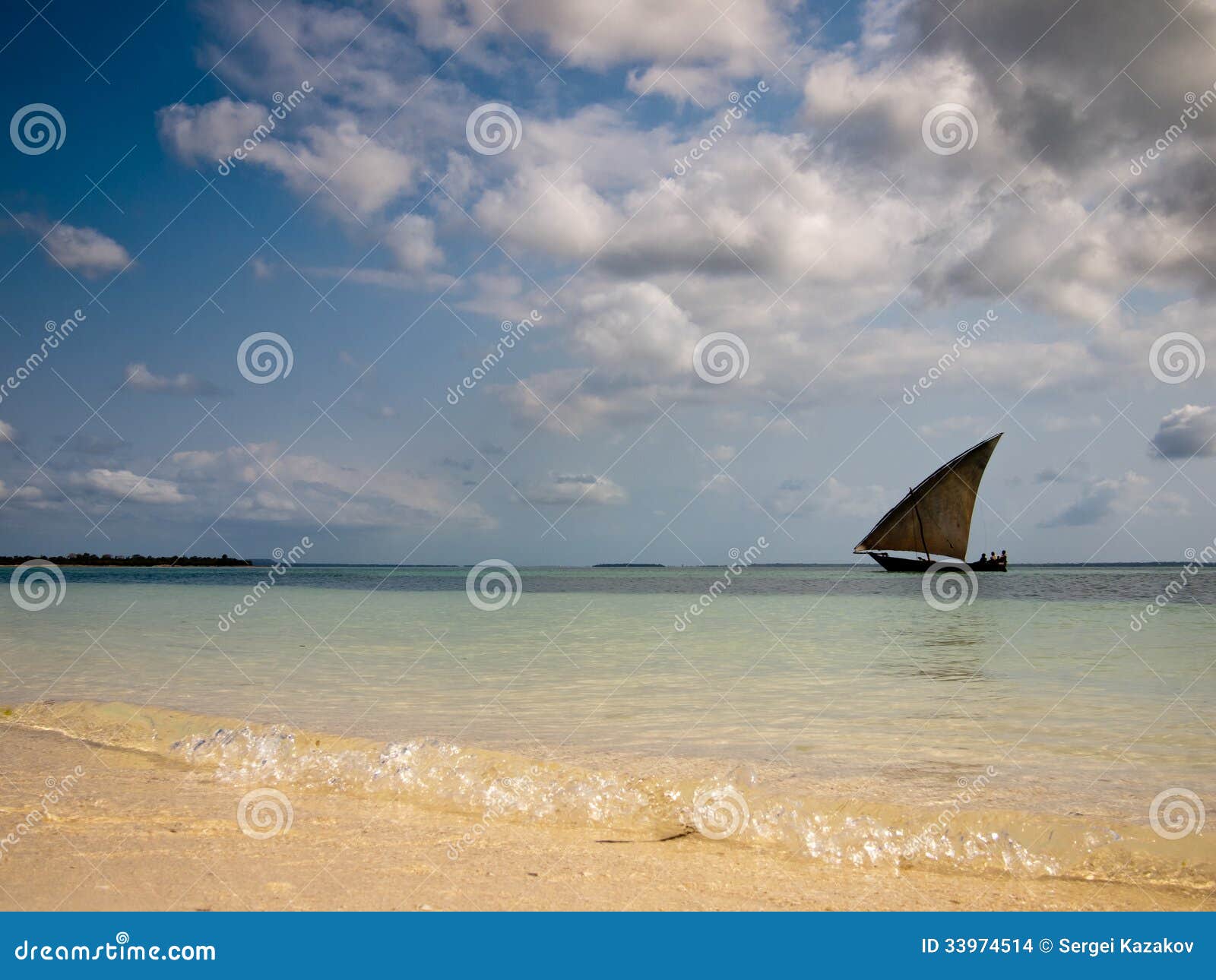 Einsames Boot, Das in Das Meer Schwimmt Stockfoto - Bild von ...