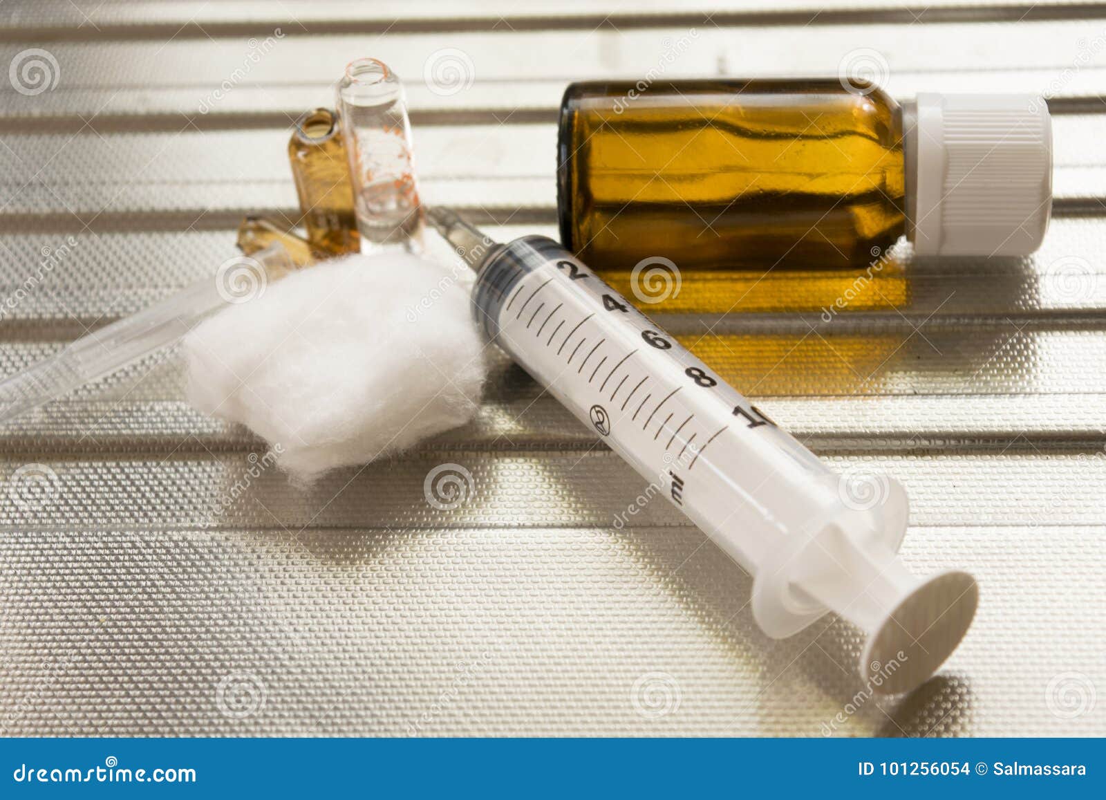 Einspritzungen Von Drogen in Der Phiole Stockfoto - Bild von heilung ...