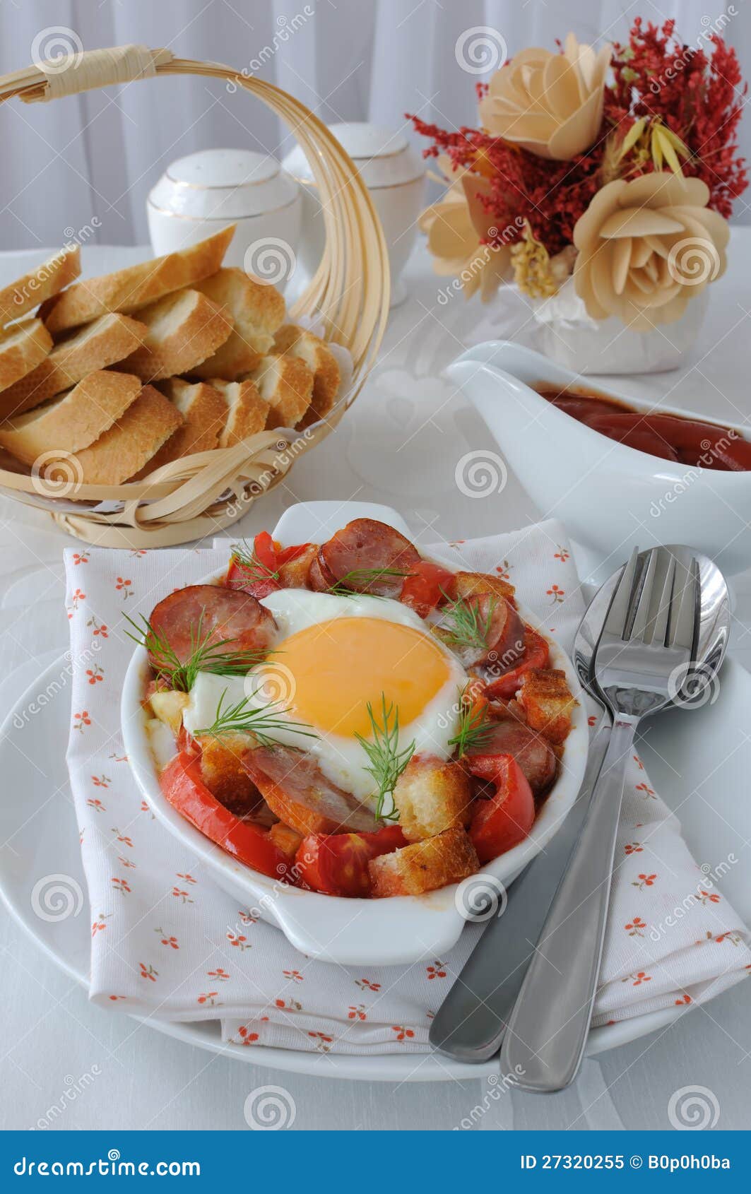 Eintopfgericht Mit Wurst Und Ei Stockbild - Bild von nahrung, frühstück ...