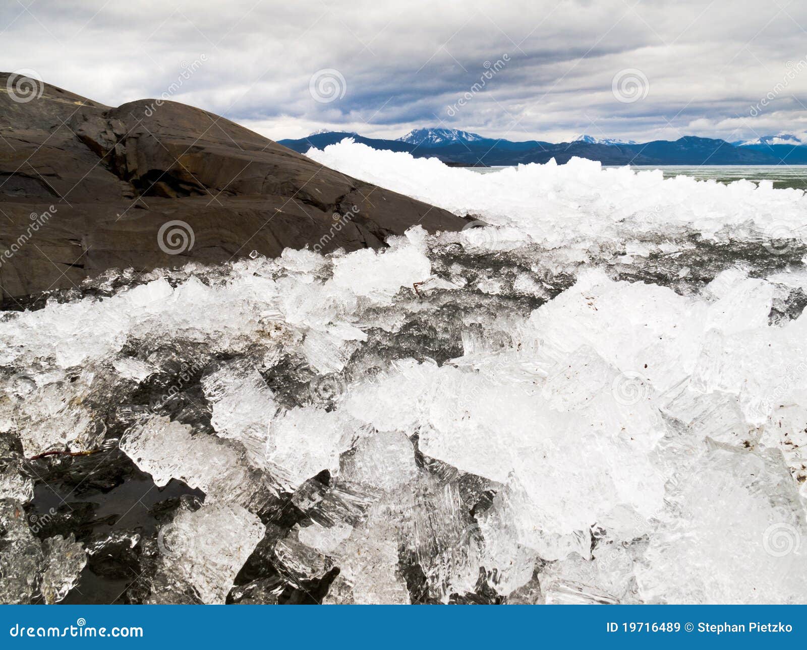 Eis-Brechen Sie in See Laberge, Yukon-Gegend, Kanada Stockbild - Bild ...