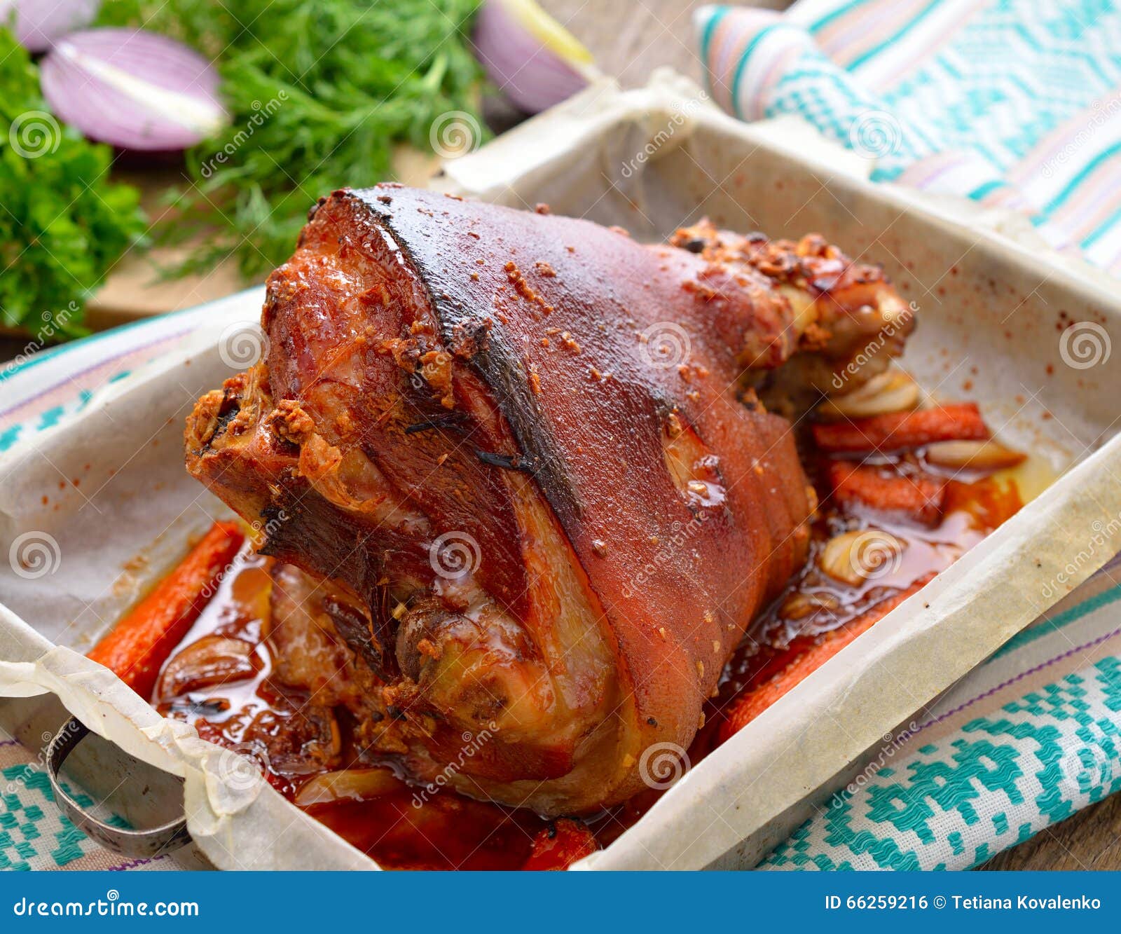 Eisbein Mit Wegetables Auf Einem Backblech Stockfoto - Bild von knochen ...