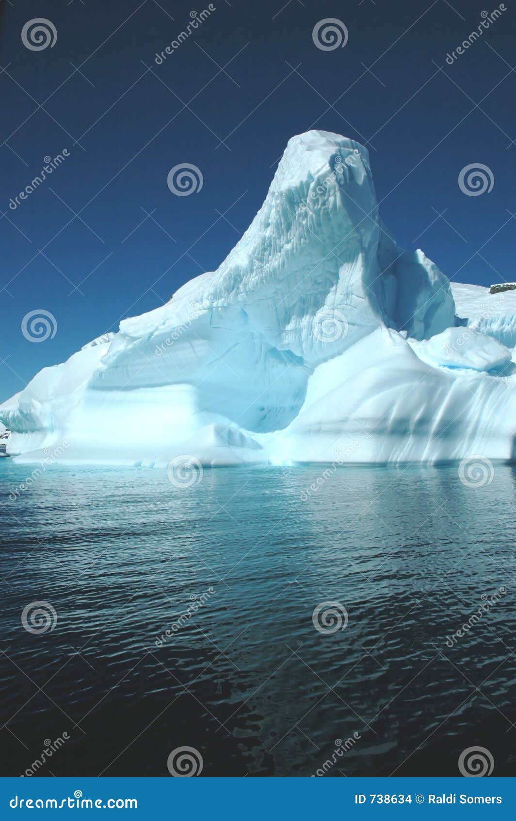 Eisberg stockfoto. Bild von kalben, schönheit, umgebung - 738634