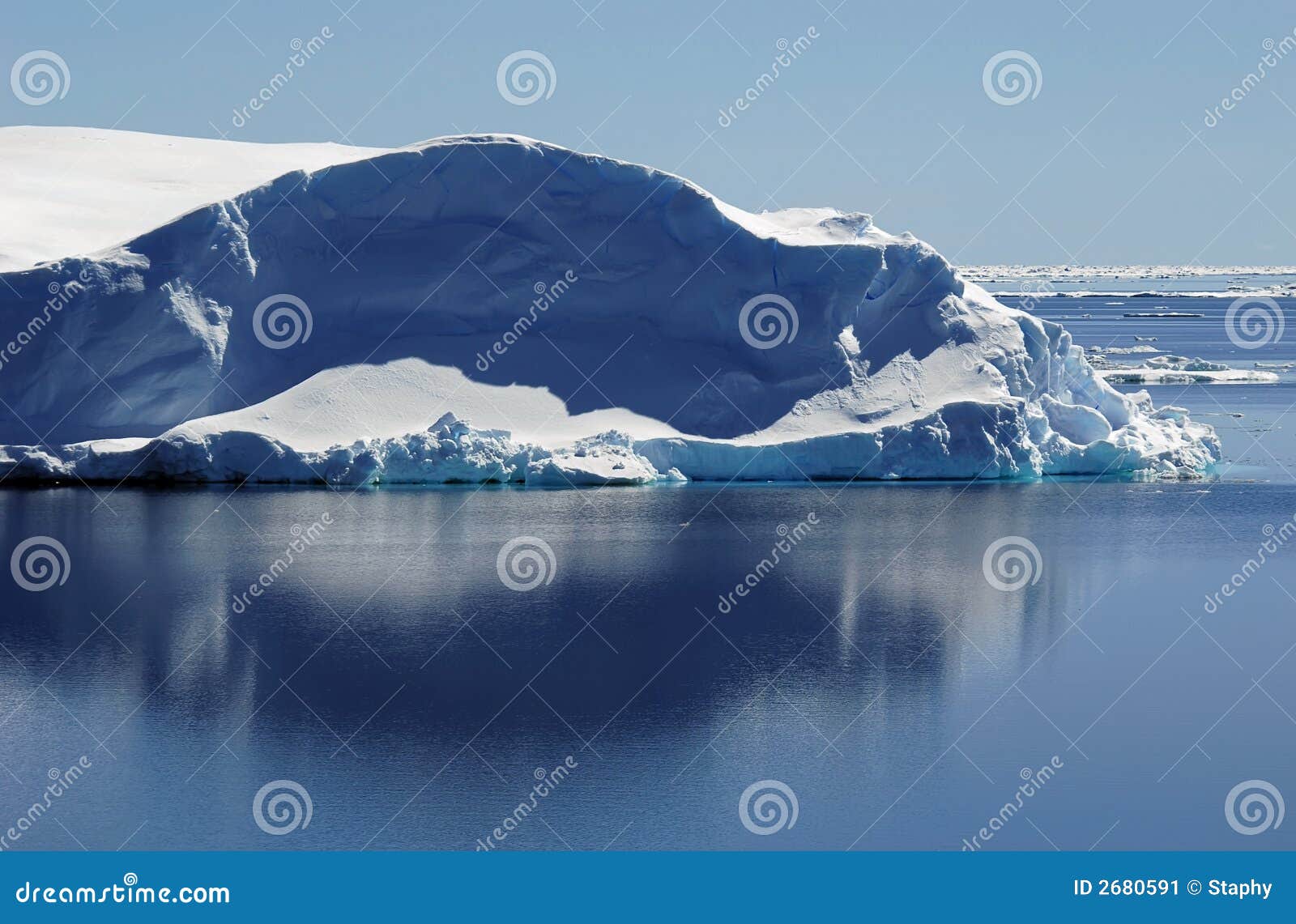 Eisberg im ruhigen Wasser stockbild. Bild von schön, horizont - 2680591