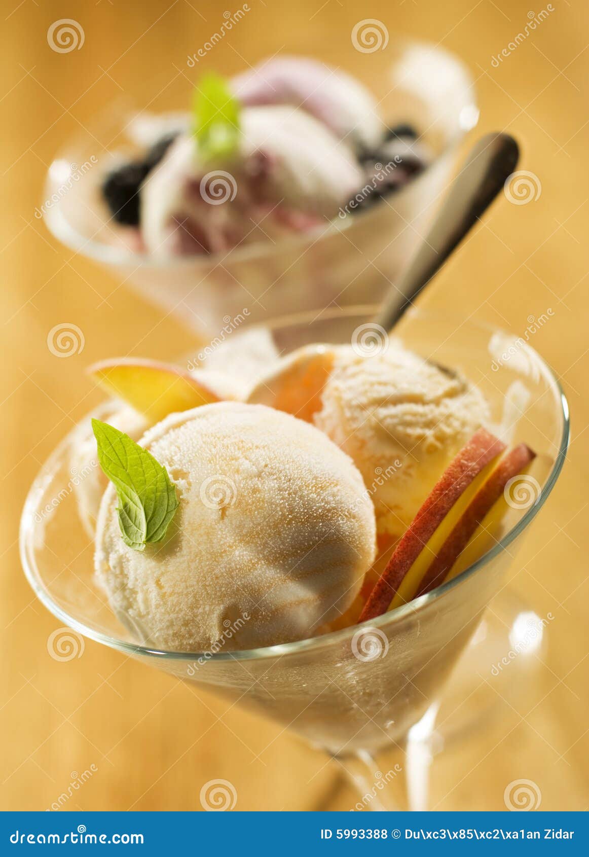 Eiscreme stockfoto. Bild von sahnig, sommer, eisig, eiscremebecher ...