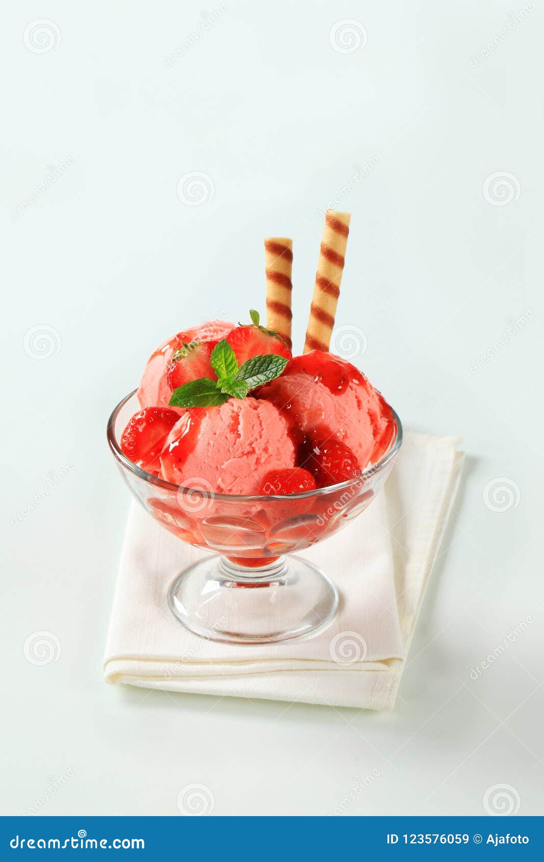 Eiscreme Mit Frischen Erdbeeren Stockbild - Bild von schüssel, teller ...