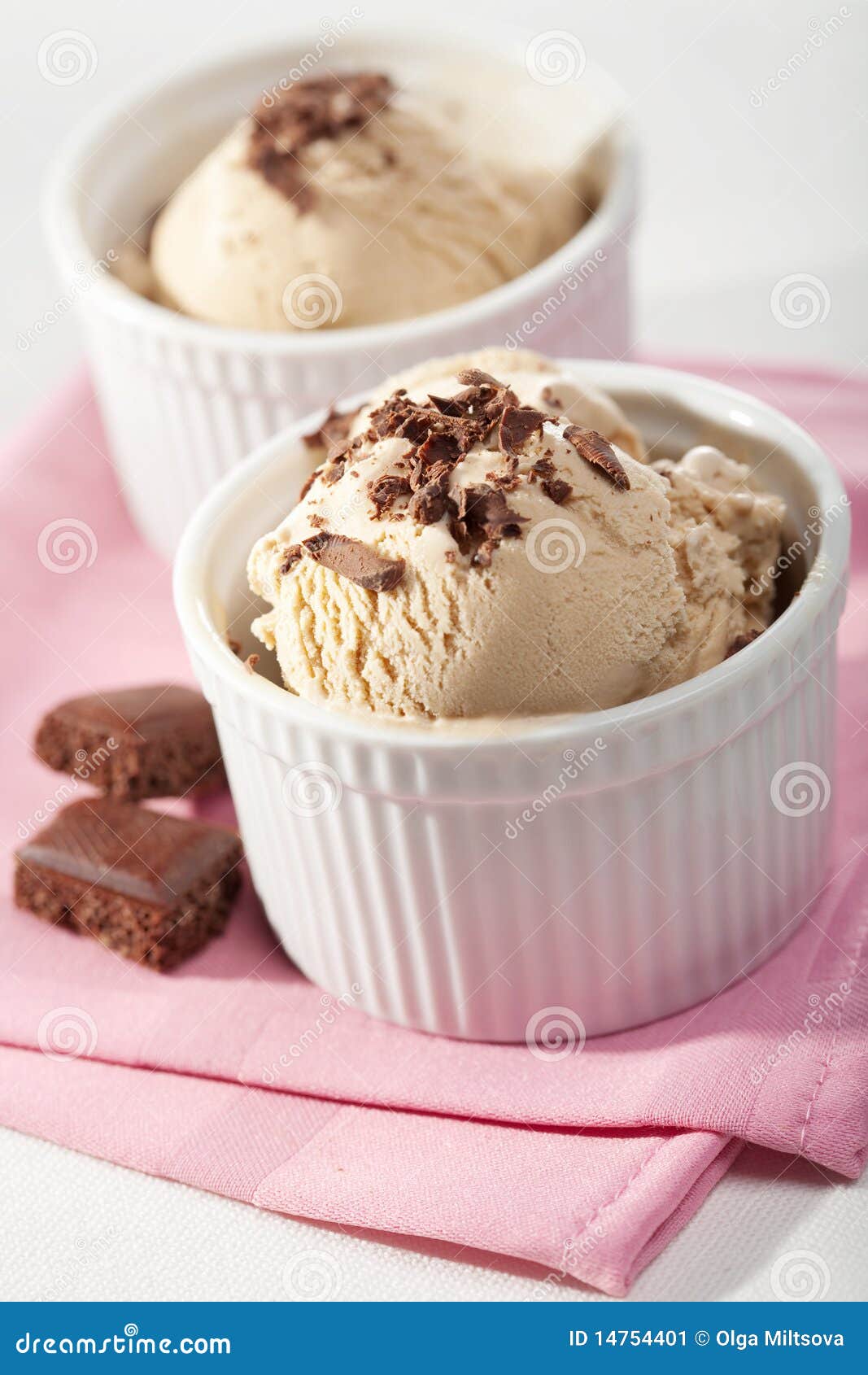 Eiscreme mit Schokolade stockbild. Bild von kalt, milch - 14754401