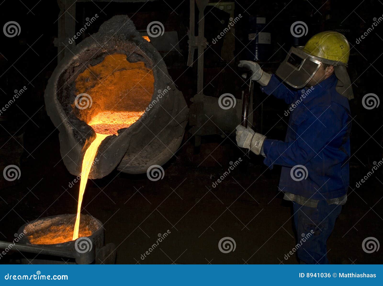 Eisen-Gussteil stockfoto. Bild von metall, ofen, schöpflöffel - 8941036