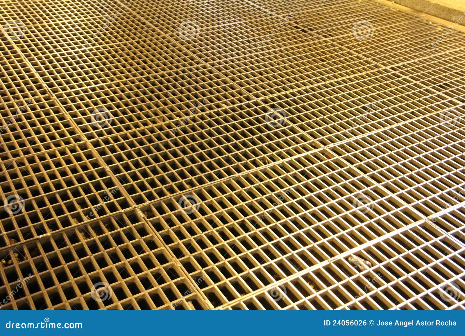 Eisengitter Auf Dem Fußboden Stockfoto - Bild von hintergrund, rostig ...