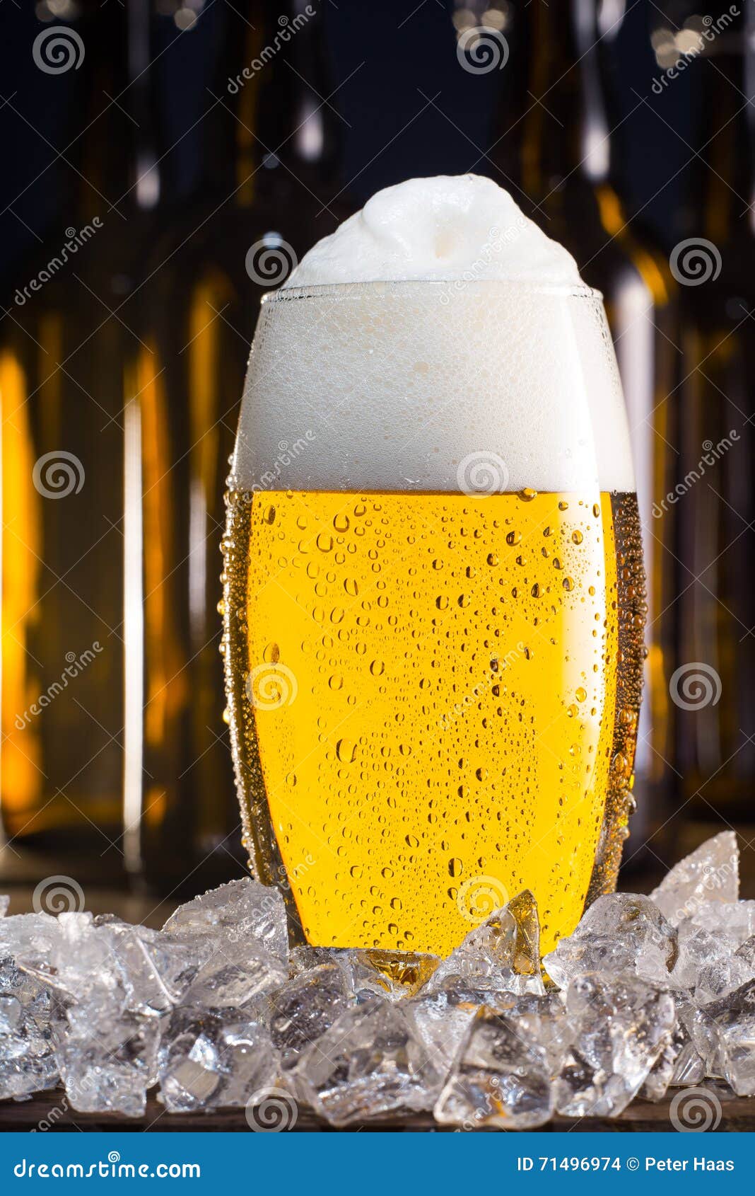 Eisiges Glas Bier Mit Eiswürfeln Stockfoto - Bild von sonderkommando ...