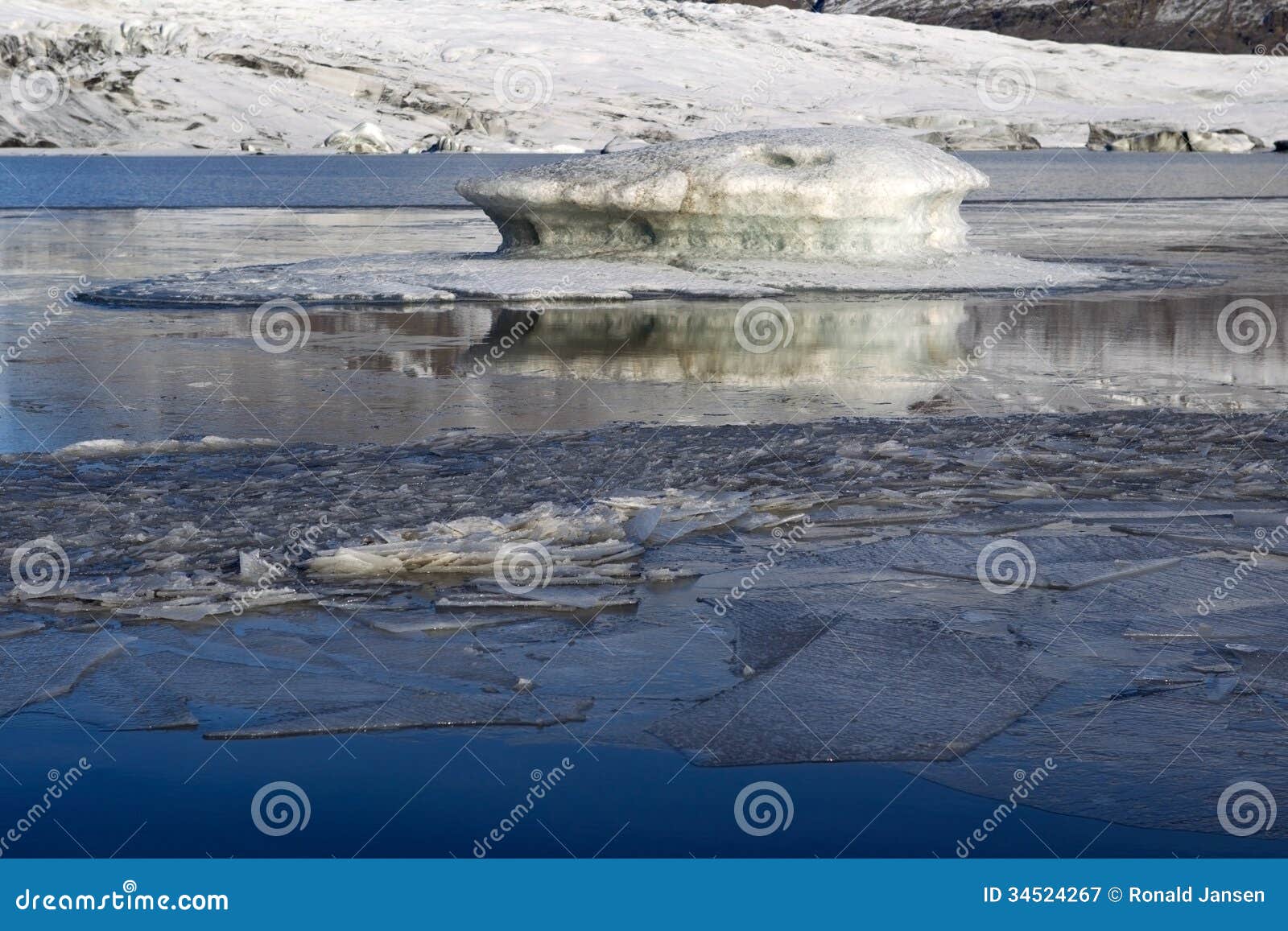 Eisschollen im See stockbild. Bild von felsen, nave, seen - 34524267