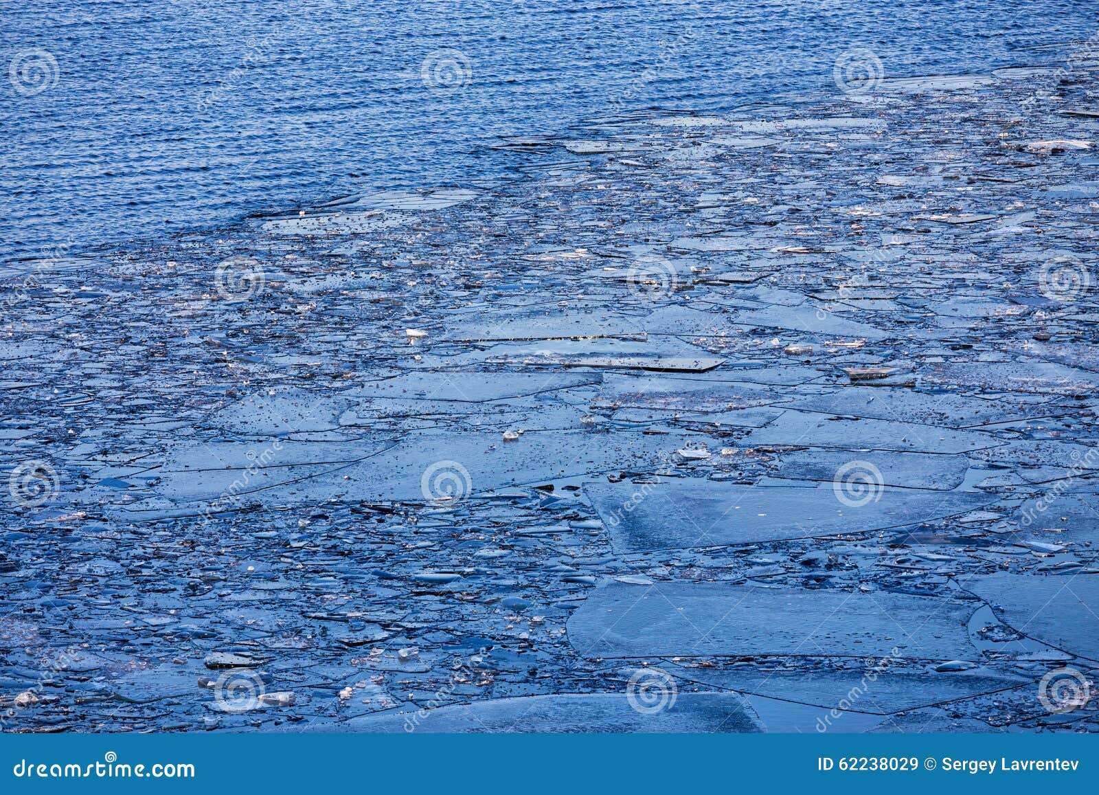 Eisschollen im Wasser stockbild. Bild von jahreszeit - 62238029