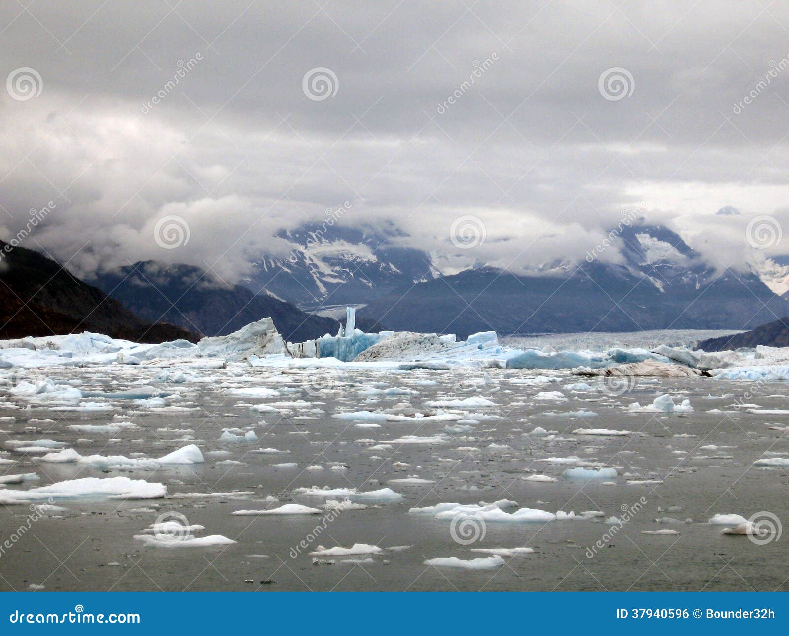 Eisschollen Von Einem Artic Gletscher. Stockfoto - Bild von wolken ...