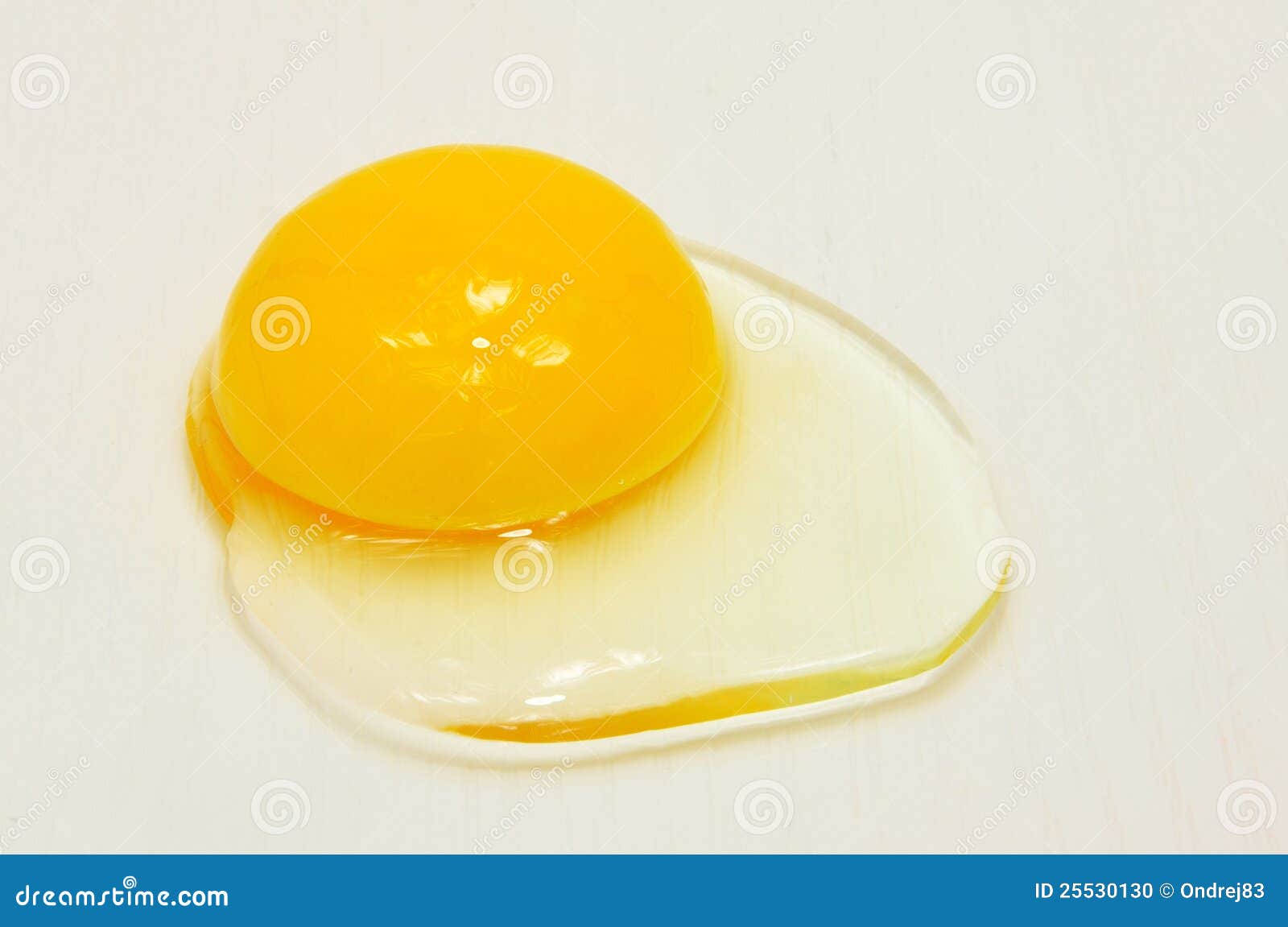 Eiweiß und Eigelb stockfoto. Bild von nahrung, nahaufnahme - 25530130