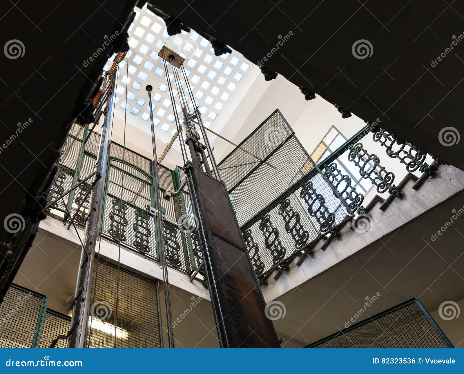 Eje De Elevador En El Edificio De Varios Pisos Viejo Foto de archivo ...