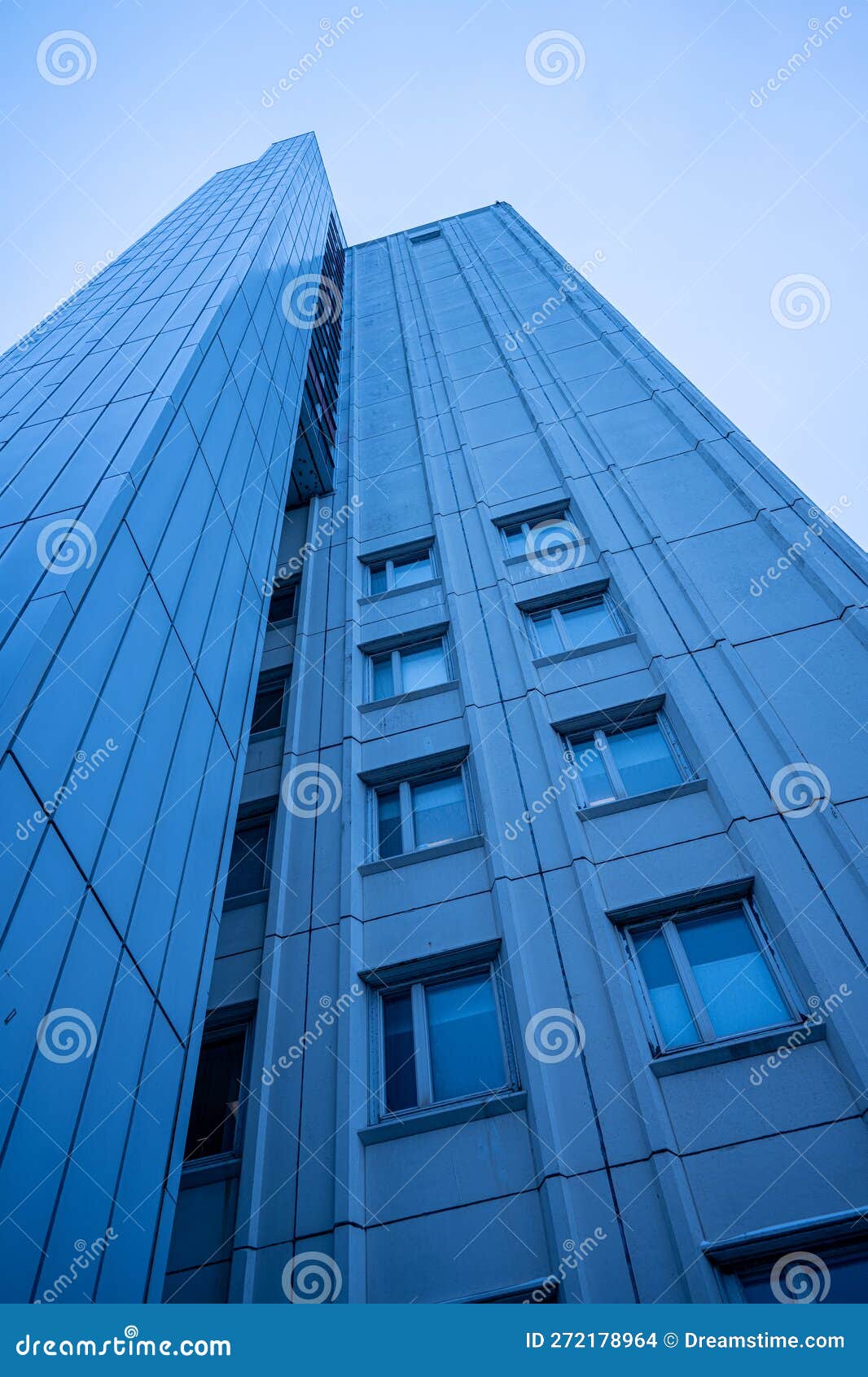 Eje Del Elevador Exterior De Un Edificio Alto De Altura Blanca. Foto de ...