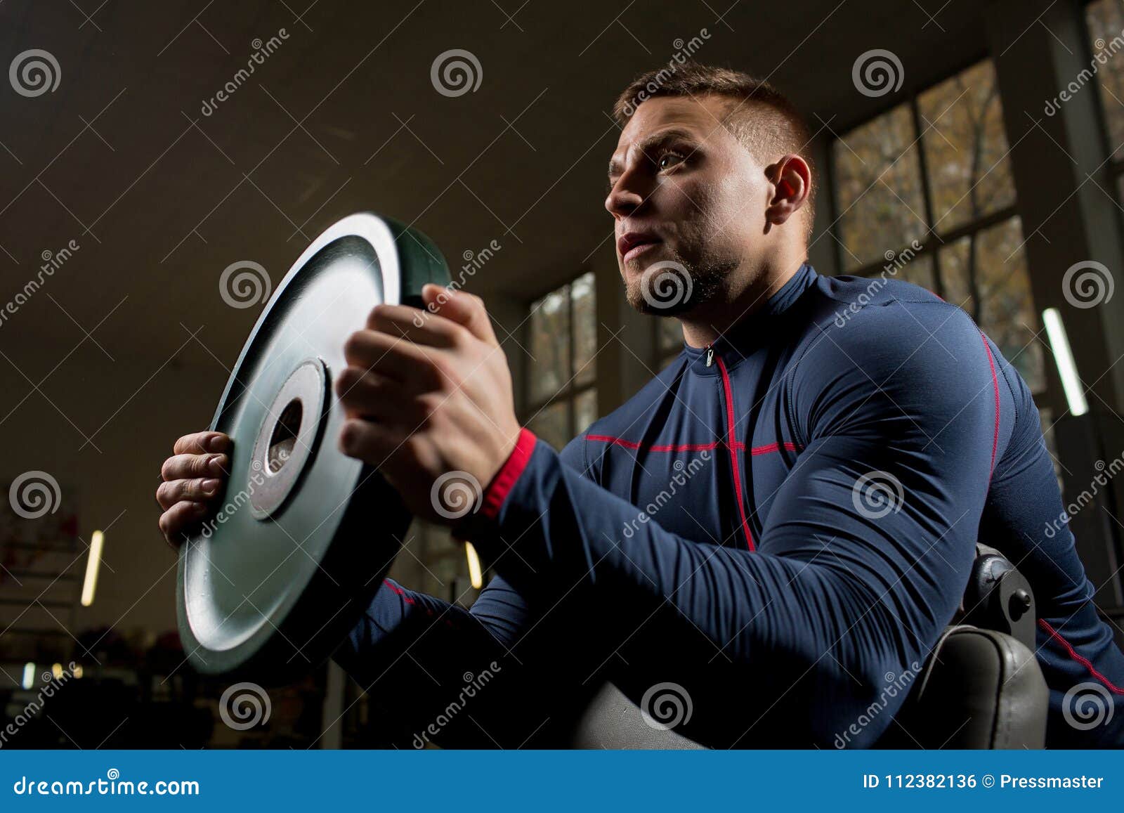 Ejercicio con el disco foto de archivo. Imagen de deporte - 112382136