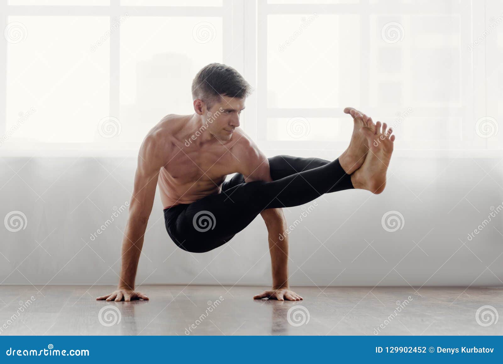 Ejercicio Flexible Del Hombre Foto de archivo - Imagen de aptitud ...