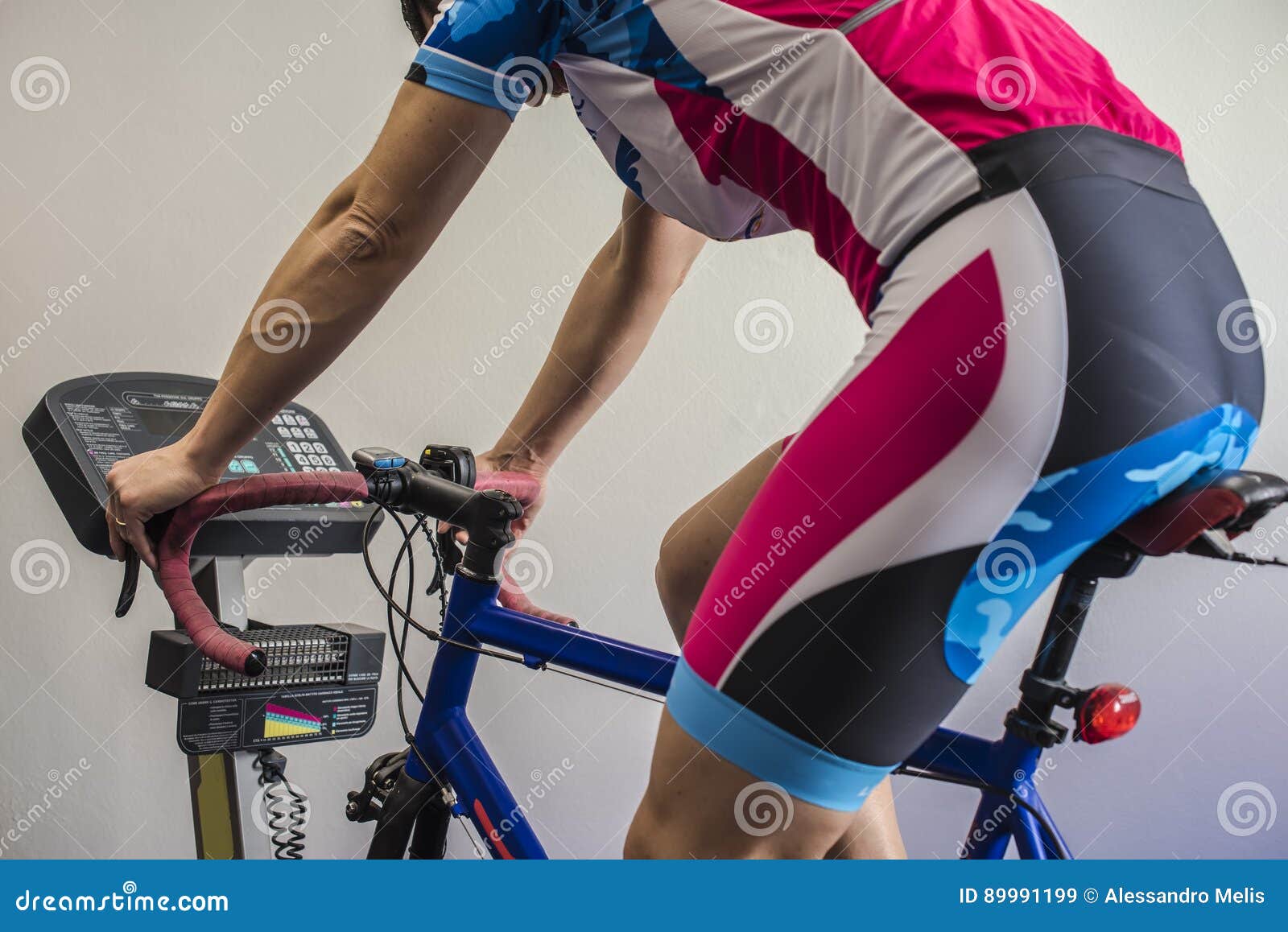 Ejercicios de Cyclette imagen de archivo. Imagen de ciclismo - 89991199