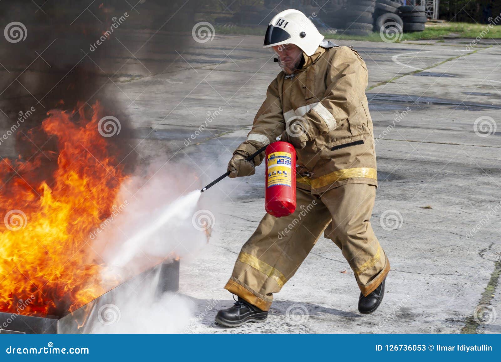 Ejercicios Para Extinguir Un Fuego Con Un Extintor Foto de archivo ...