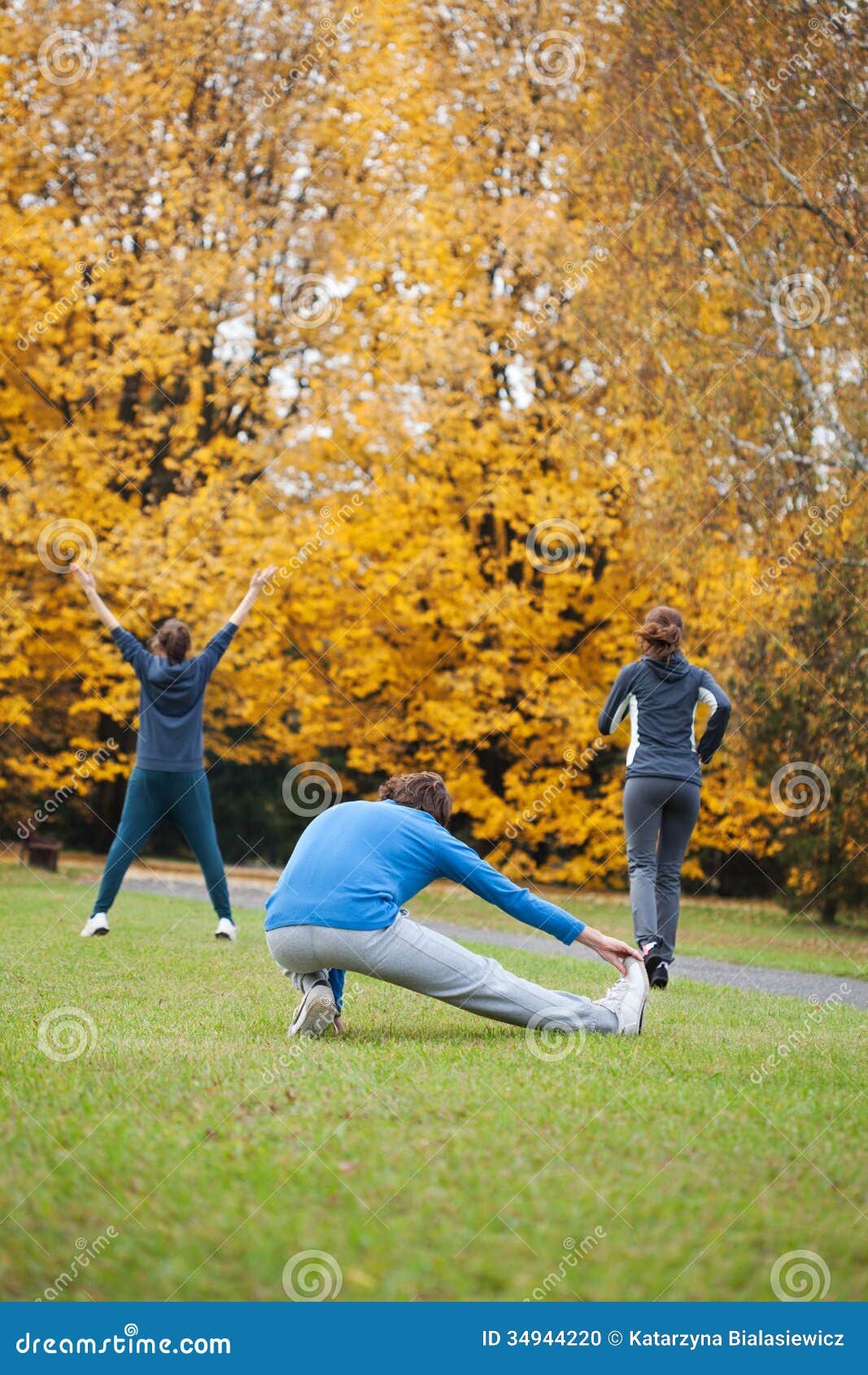 Ejercicios y el estirar foto de archivo. Imagen de gimnasio - 34944220