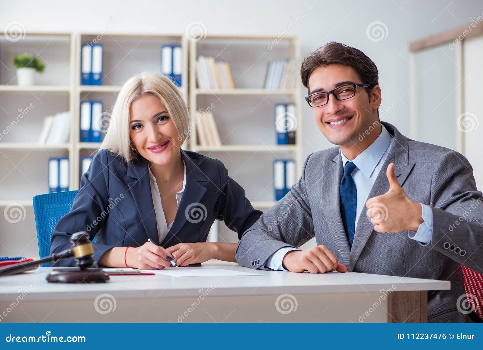 El Abogado Que Discute El Caso Legal Con El Cliente Foto de archivo ...