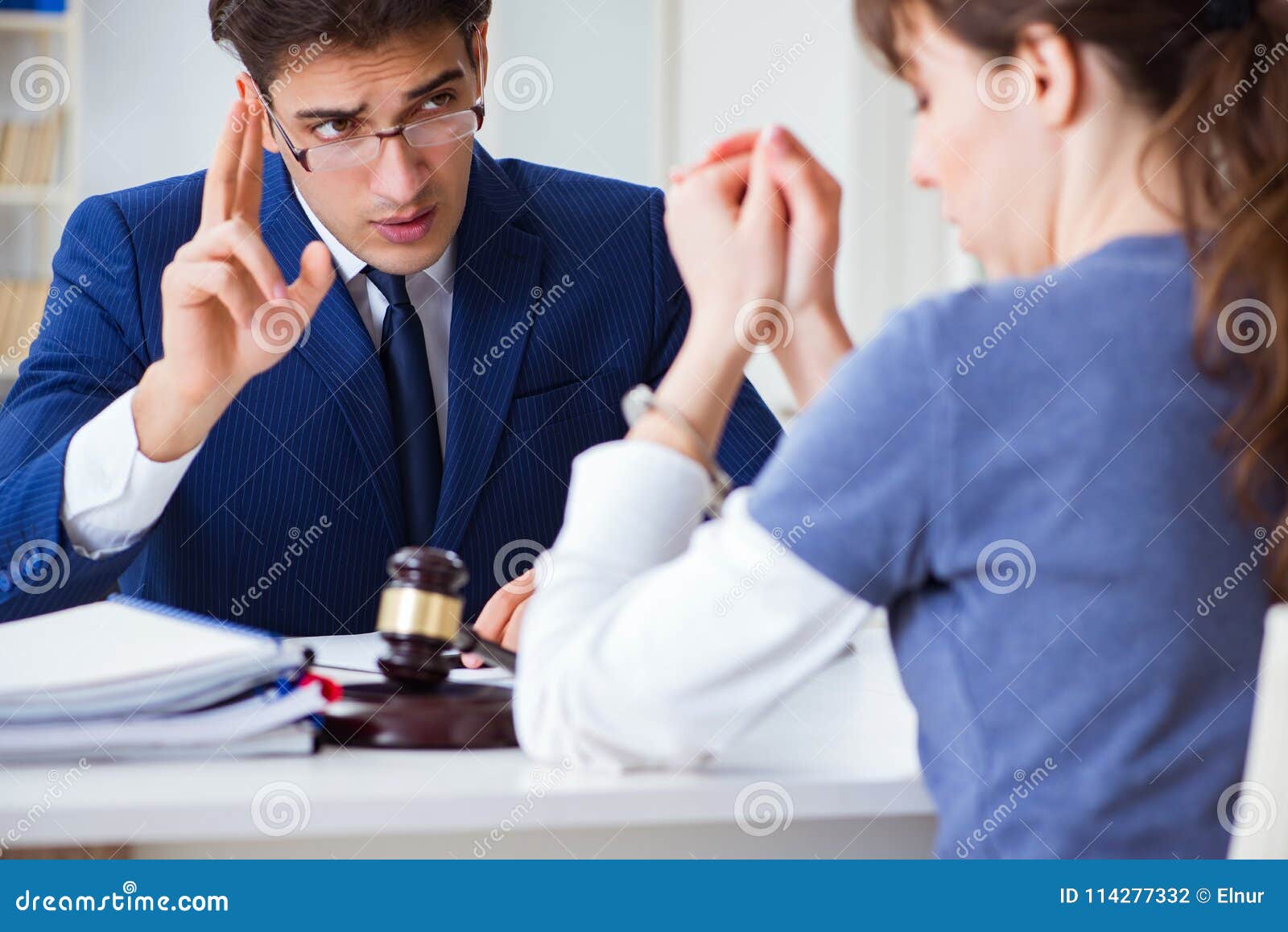 El Abogado Que Habla Con Su Cliente En Oficina Foto de archivo - Imagen ...