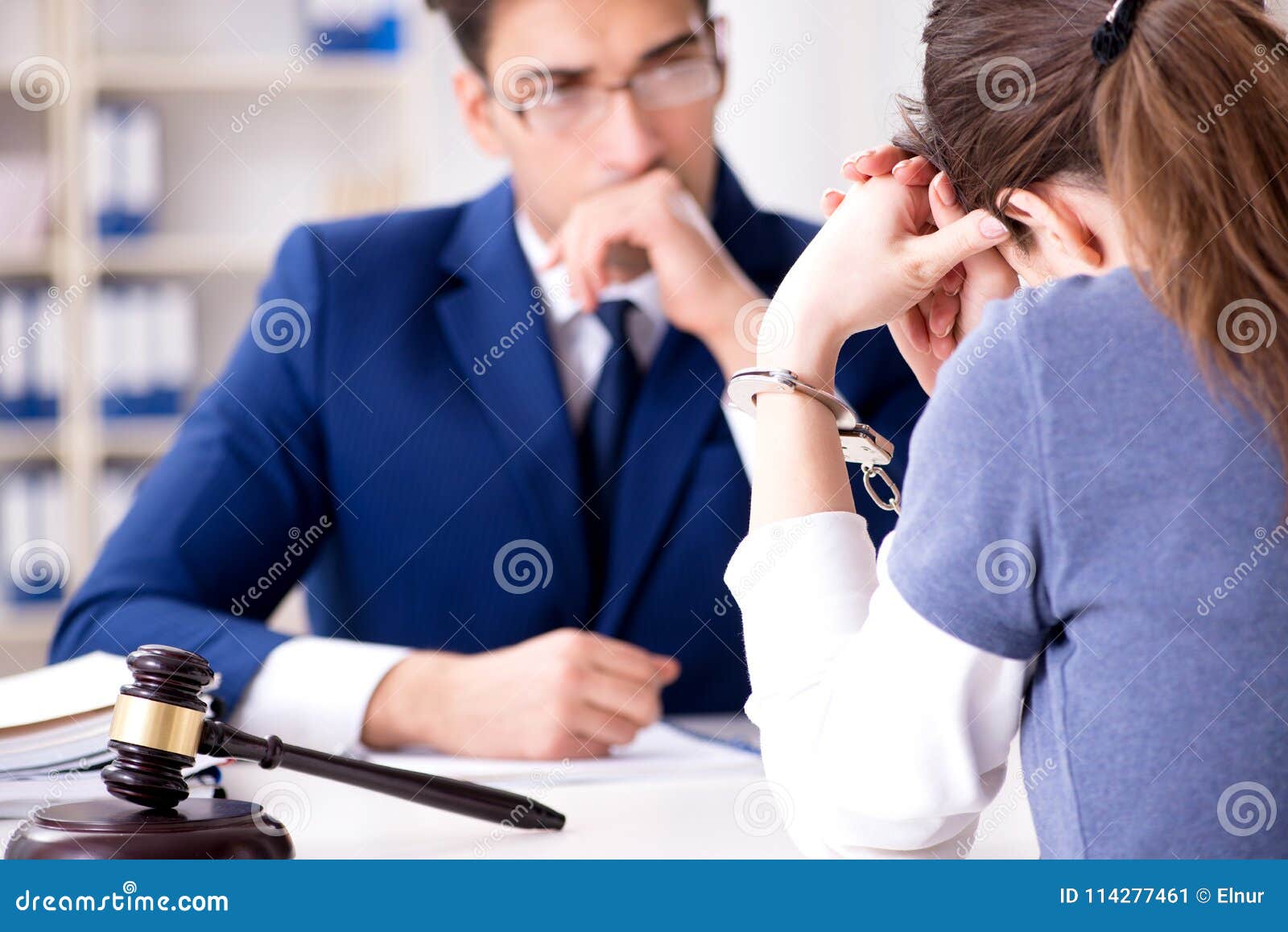 El Abogado Que Habla Con Su Cliente En Oficina Imagen de archivo ...