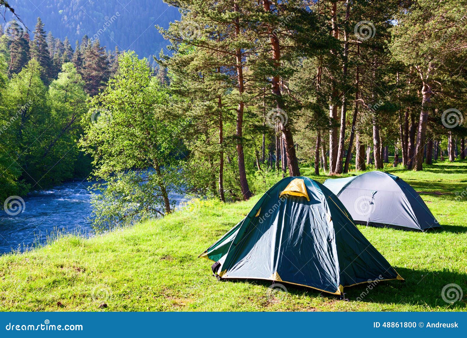 El acampar al aire libre foto de archivo. Imagen de ejercitar - 48861800