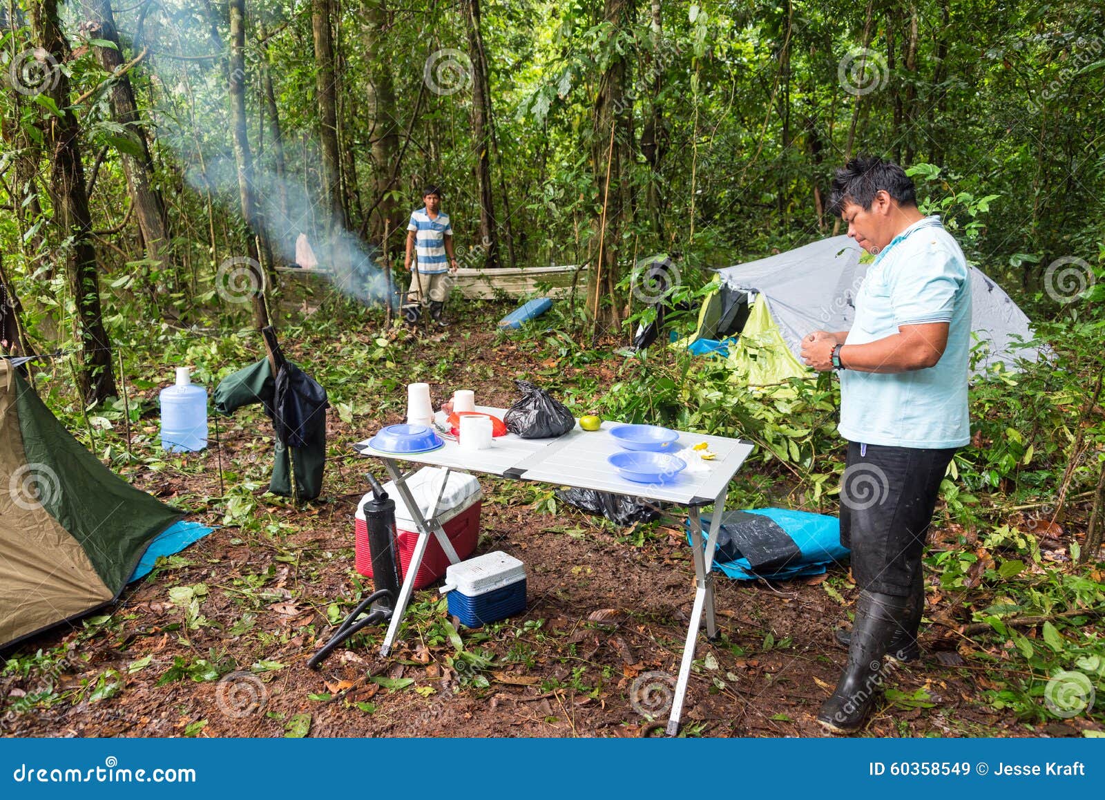 El acampar en el Amazonas imagen de archivo editorial. Imagen de ...