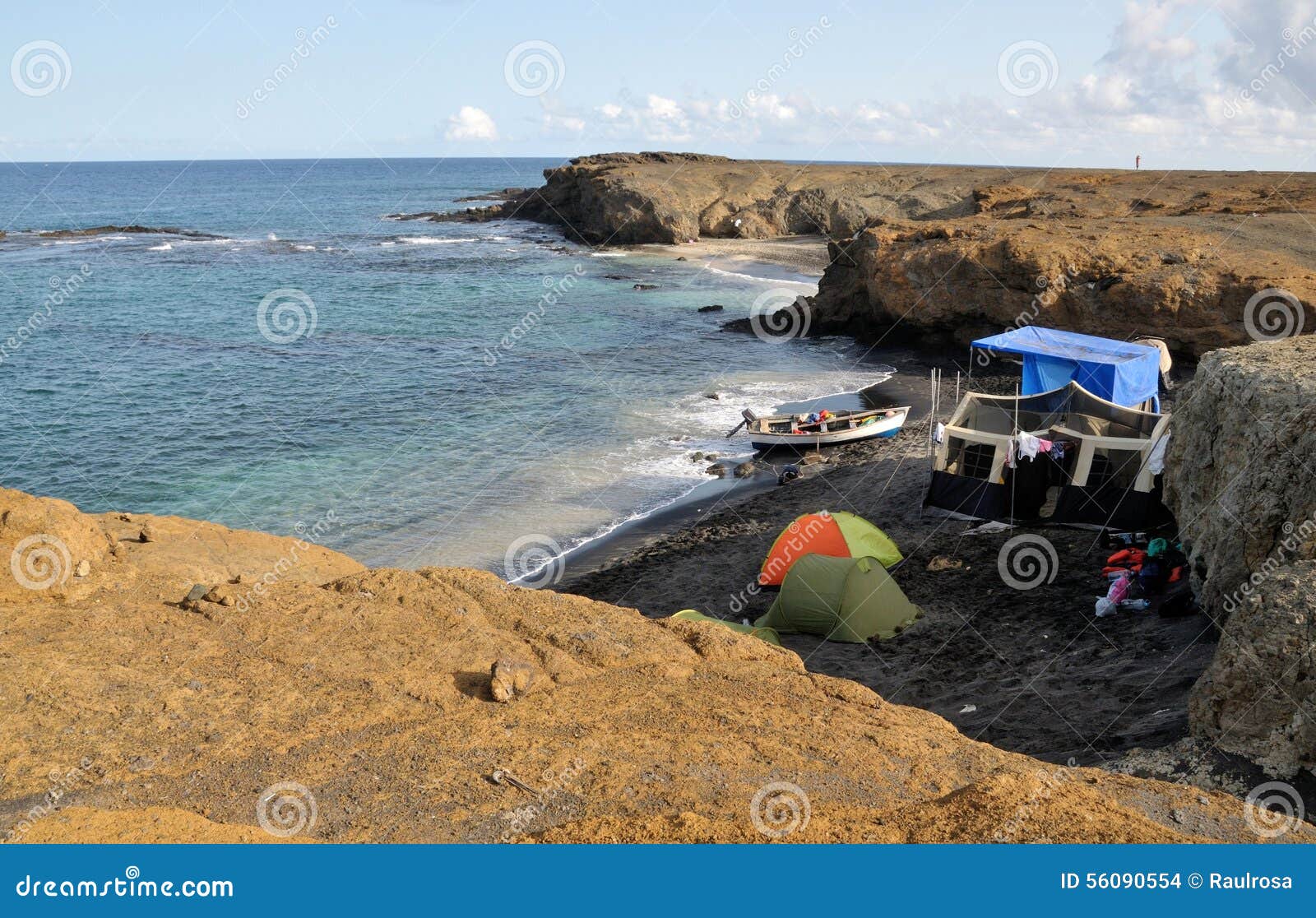 El acampar en la playa foto de archivo. Imagen de acampada - 56090554