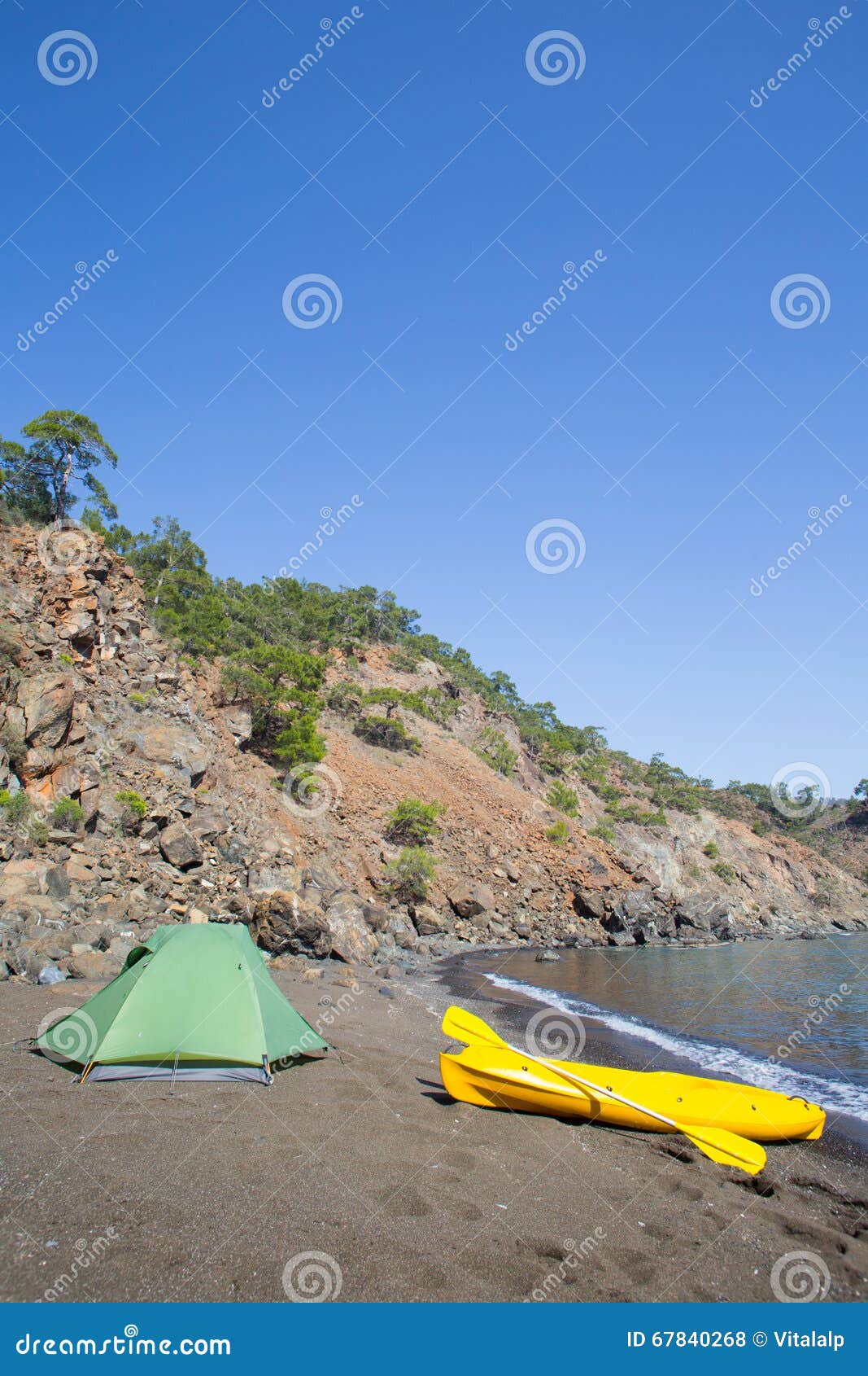 El acampar en la playa foto de archivo. Imagen de canoa - 67840268