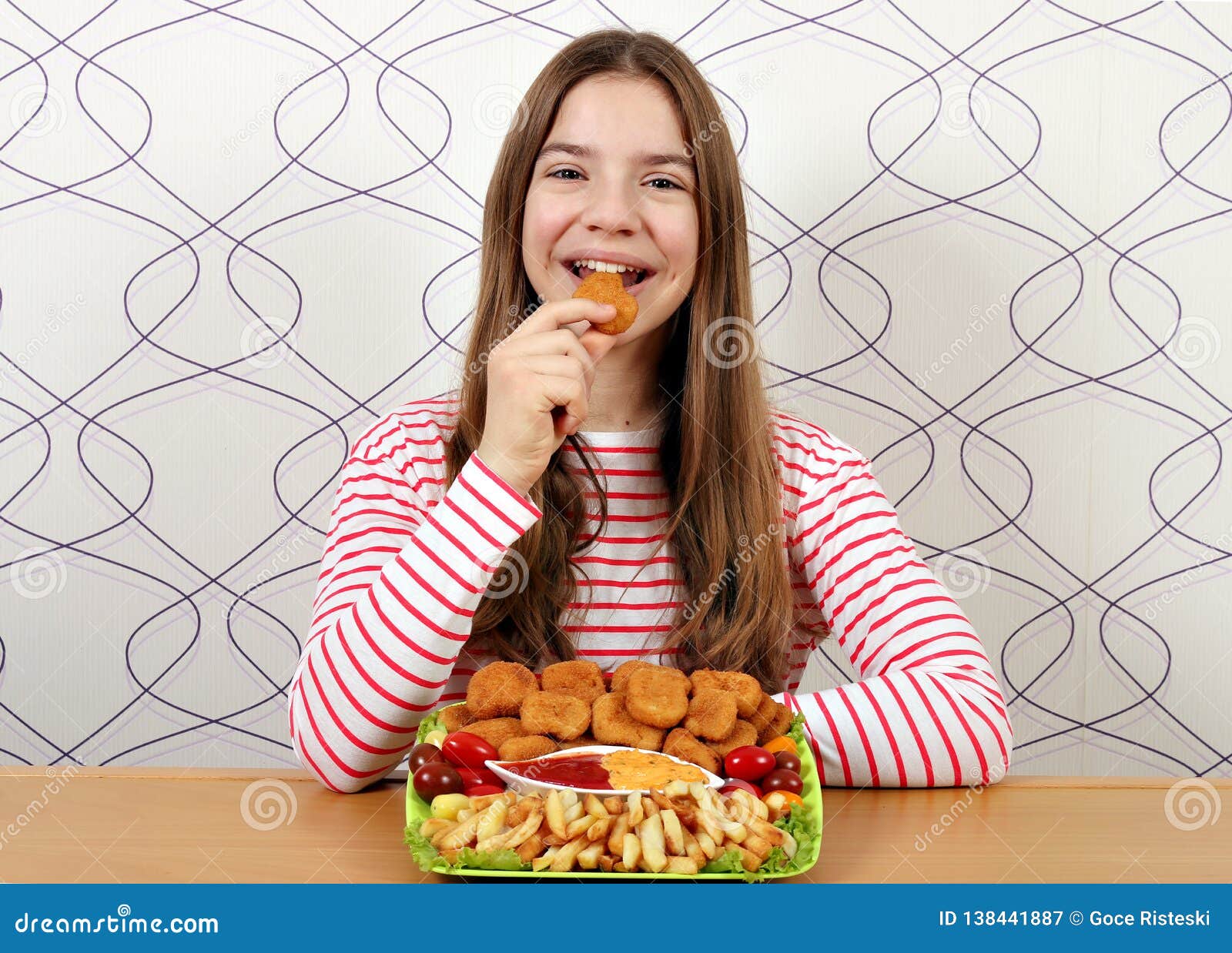 El Adolescente Come Las Pepitas De Pollo Imagen de archivo - Imagen de ...