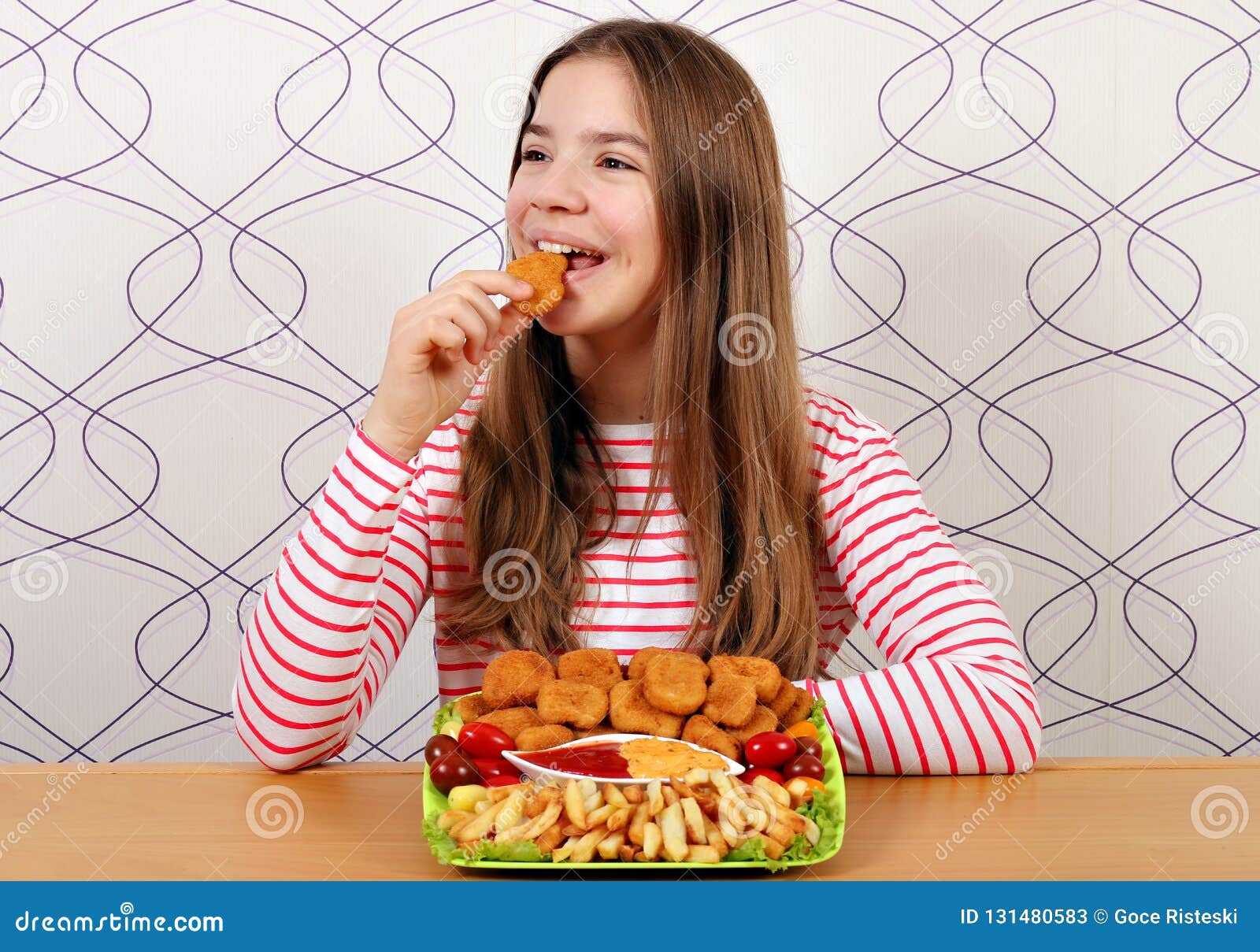 El Adolescente Hambriento Come Las Pepitas De Pollo Imagen de archivo ...