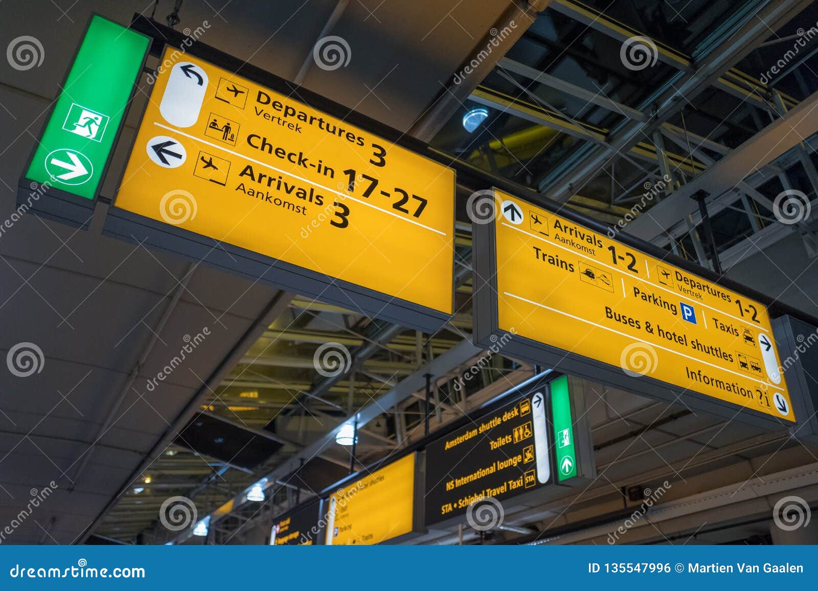 El Aeropuerto Internacional Schiphol Con Llegadas Y Salidas Modernas Firma En Inglés Foto ...