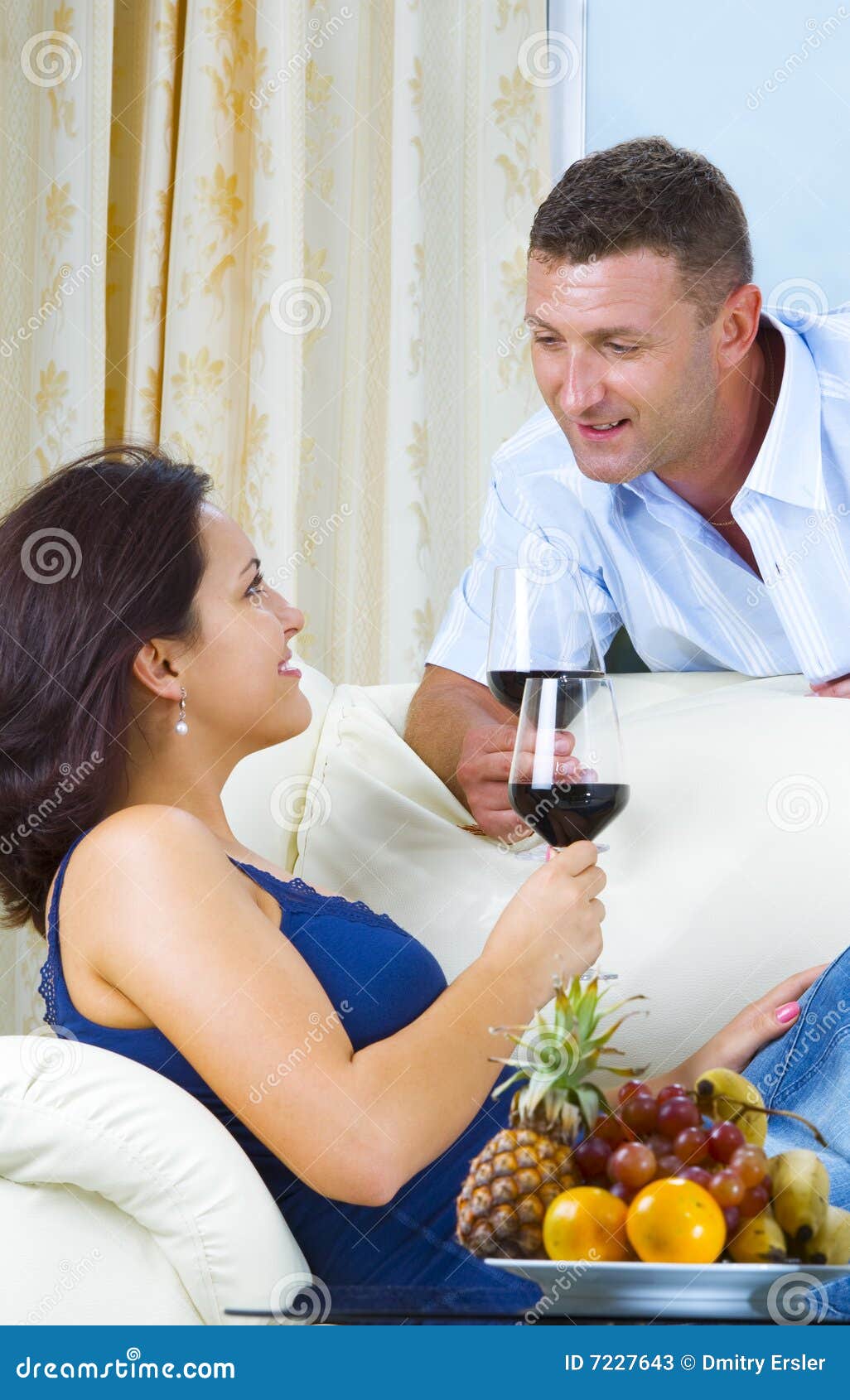 El aferrarse imagen de archivo. Imagen de felicidad, feliz - 7227643